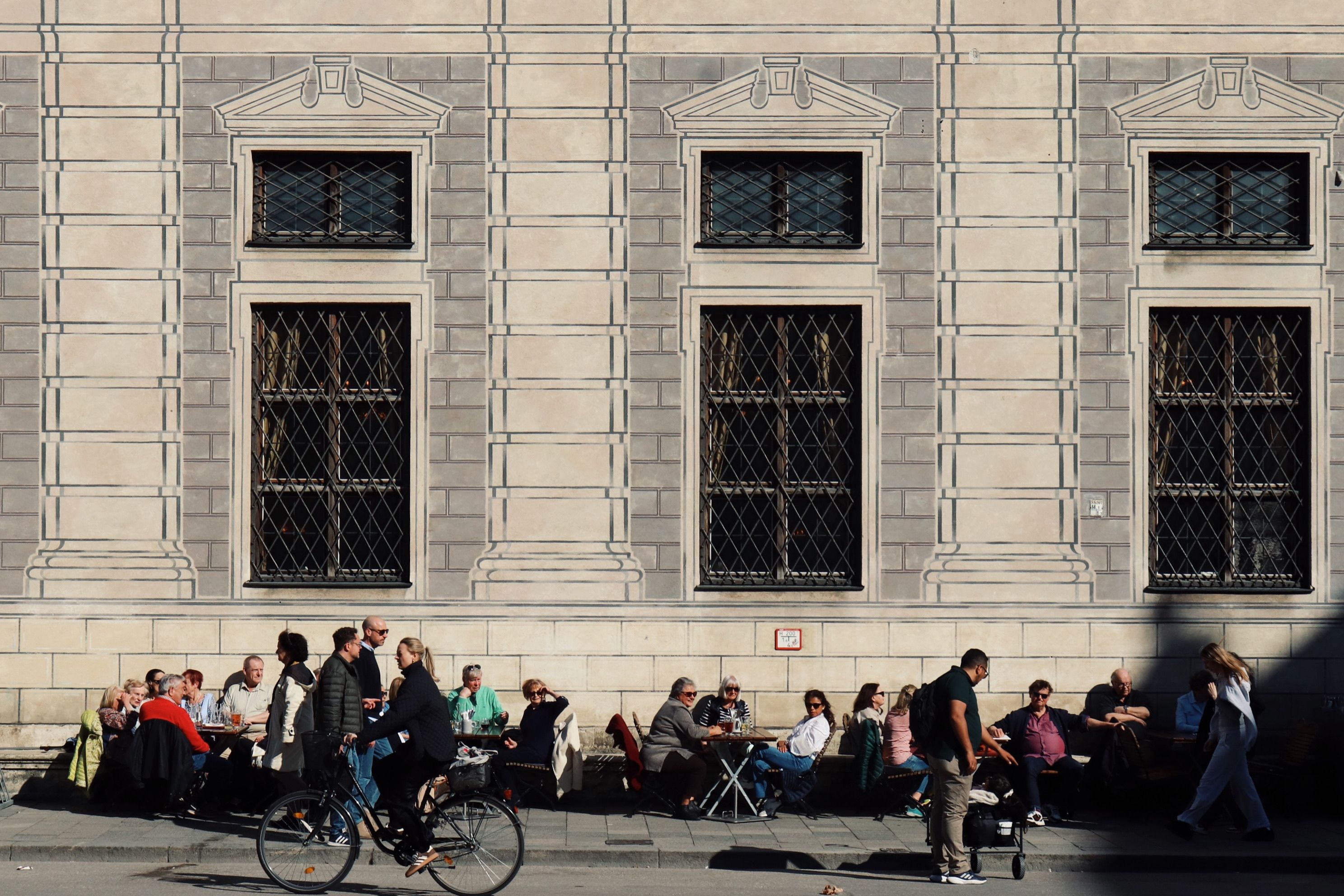 Outdoor Cafe Seating at Historic Building · Free Stock Photo