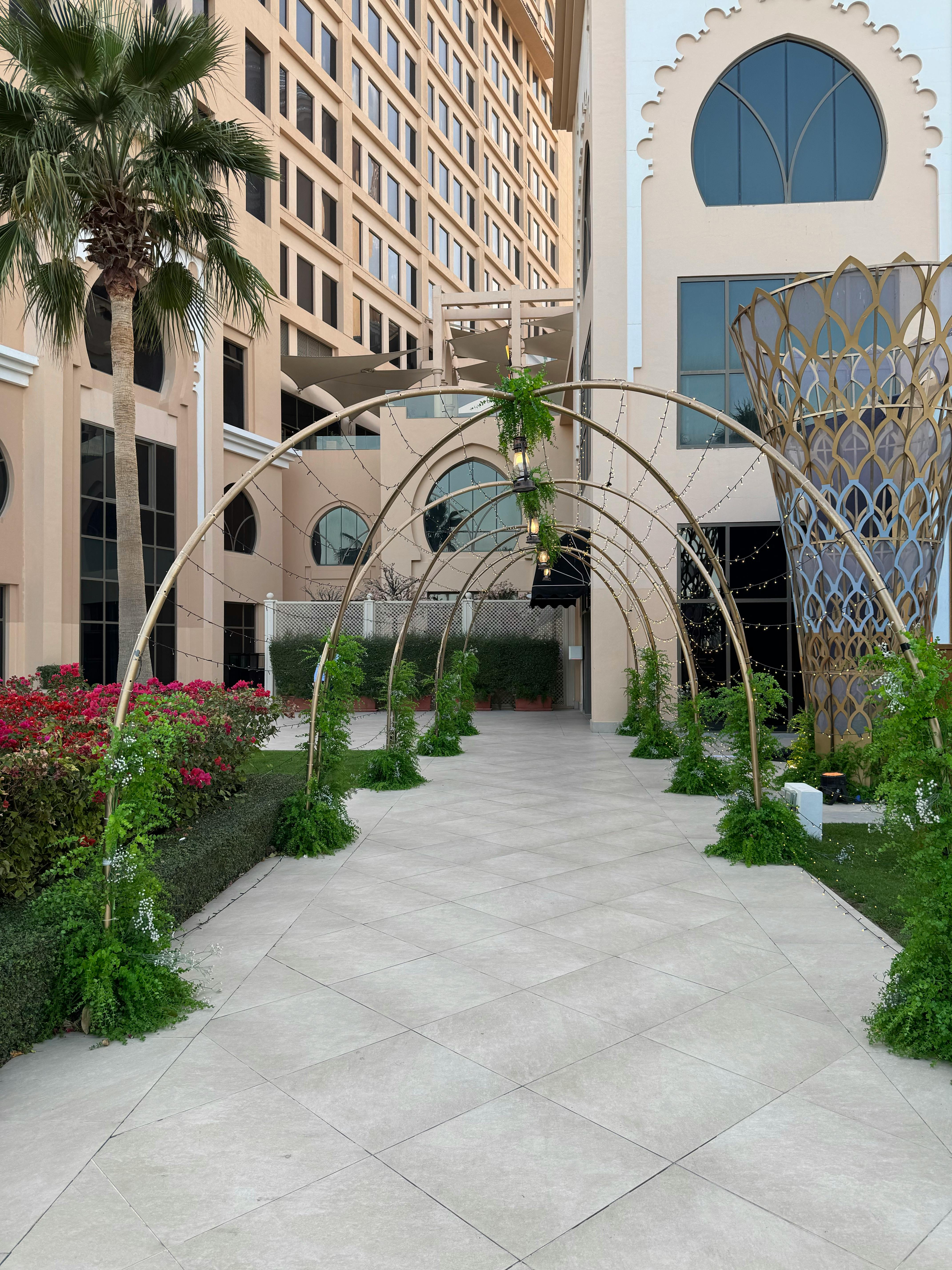 Elegant Outdoor Archway in Modern Architecture · Free Stock Photo