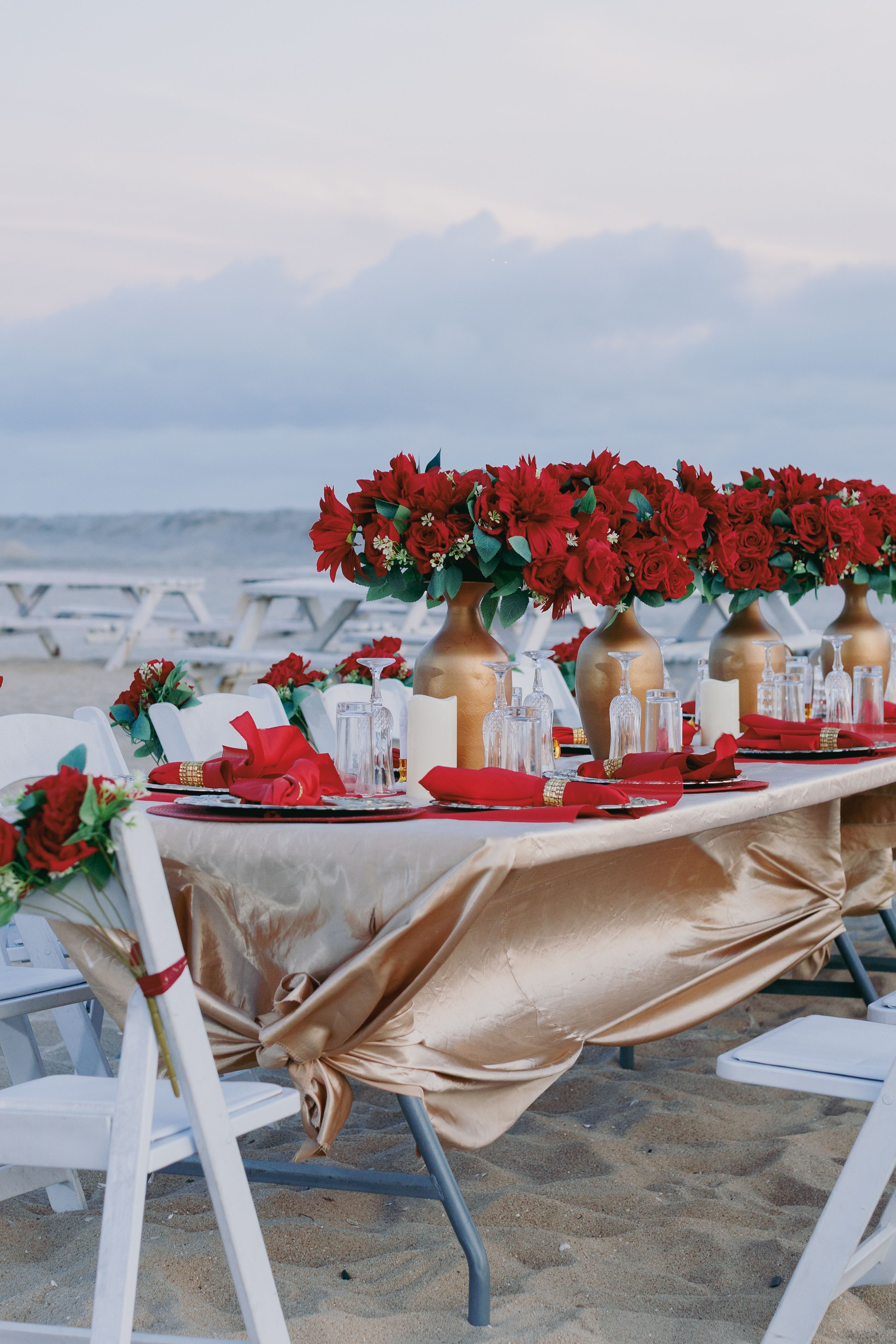 Élégante Table De Plage Décorée De Fleurs Rouges · Photo gratuite