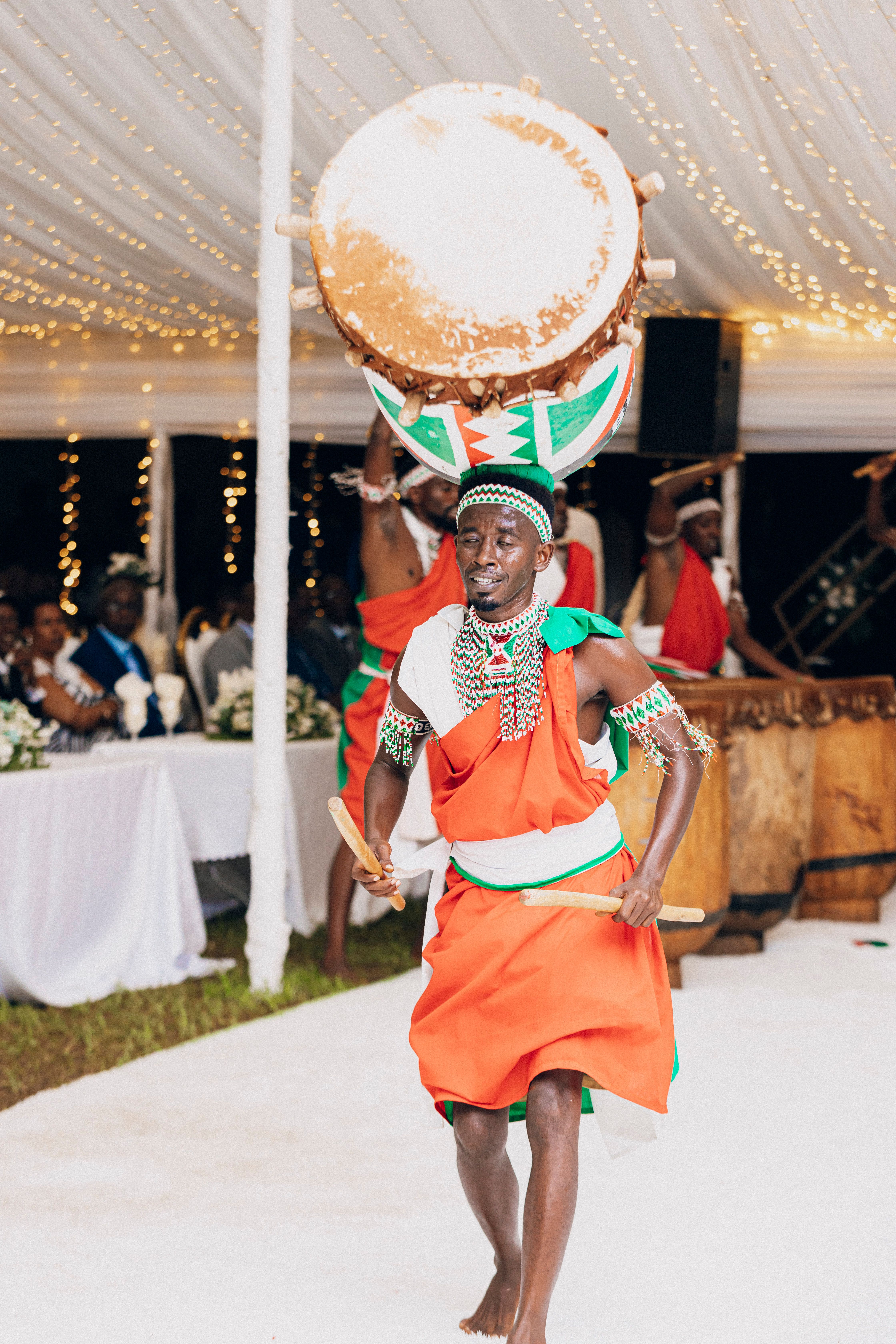 Actuación De Tambores Africanos Tradicionales En Un Evento · Foto de ...