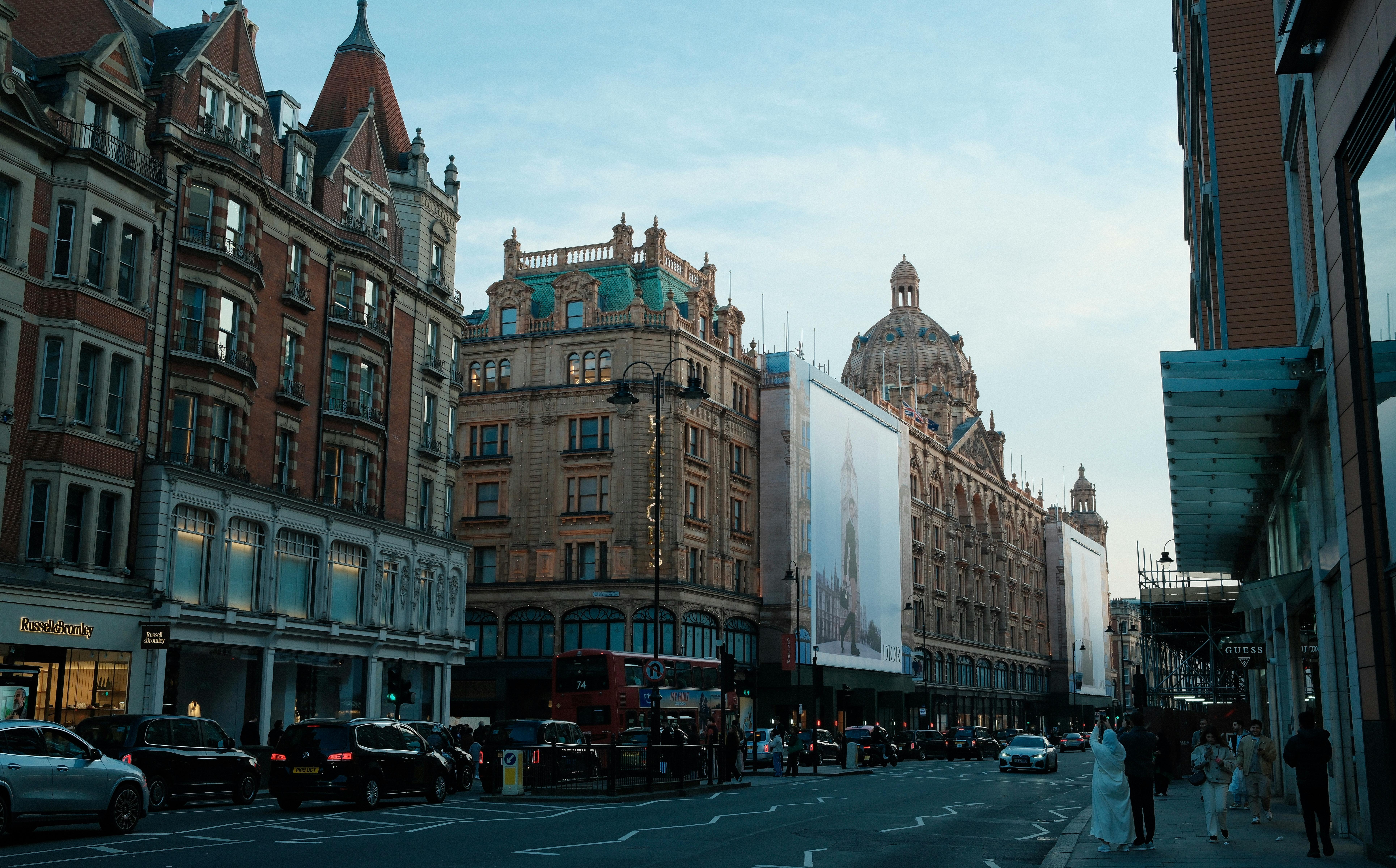 Bustling Street Scene Near London Landmark Building · Free Stock Photo
