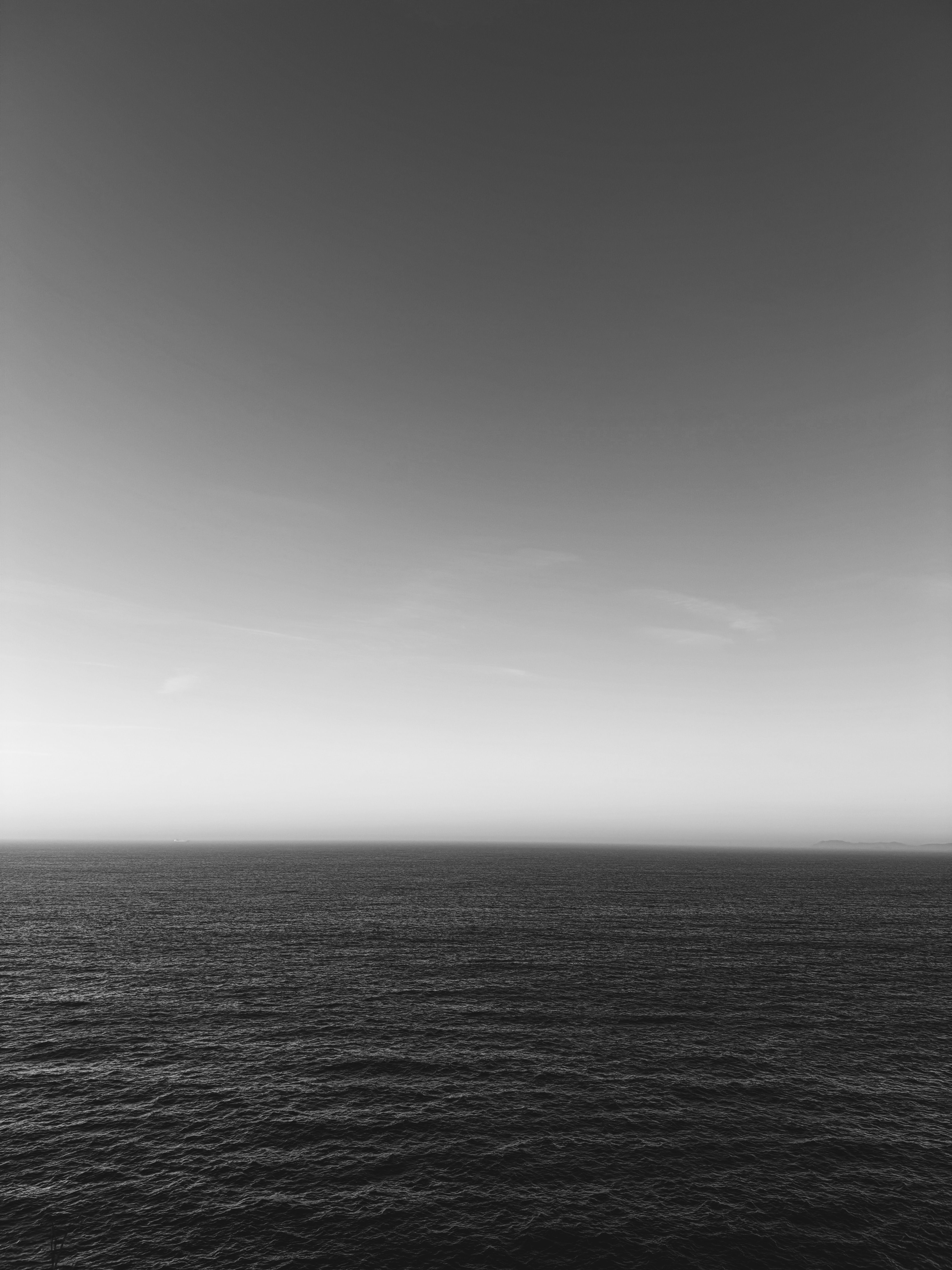 Dramatic Black and White Ocean Horizon · Free Stock Photo