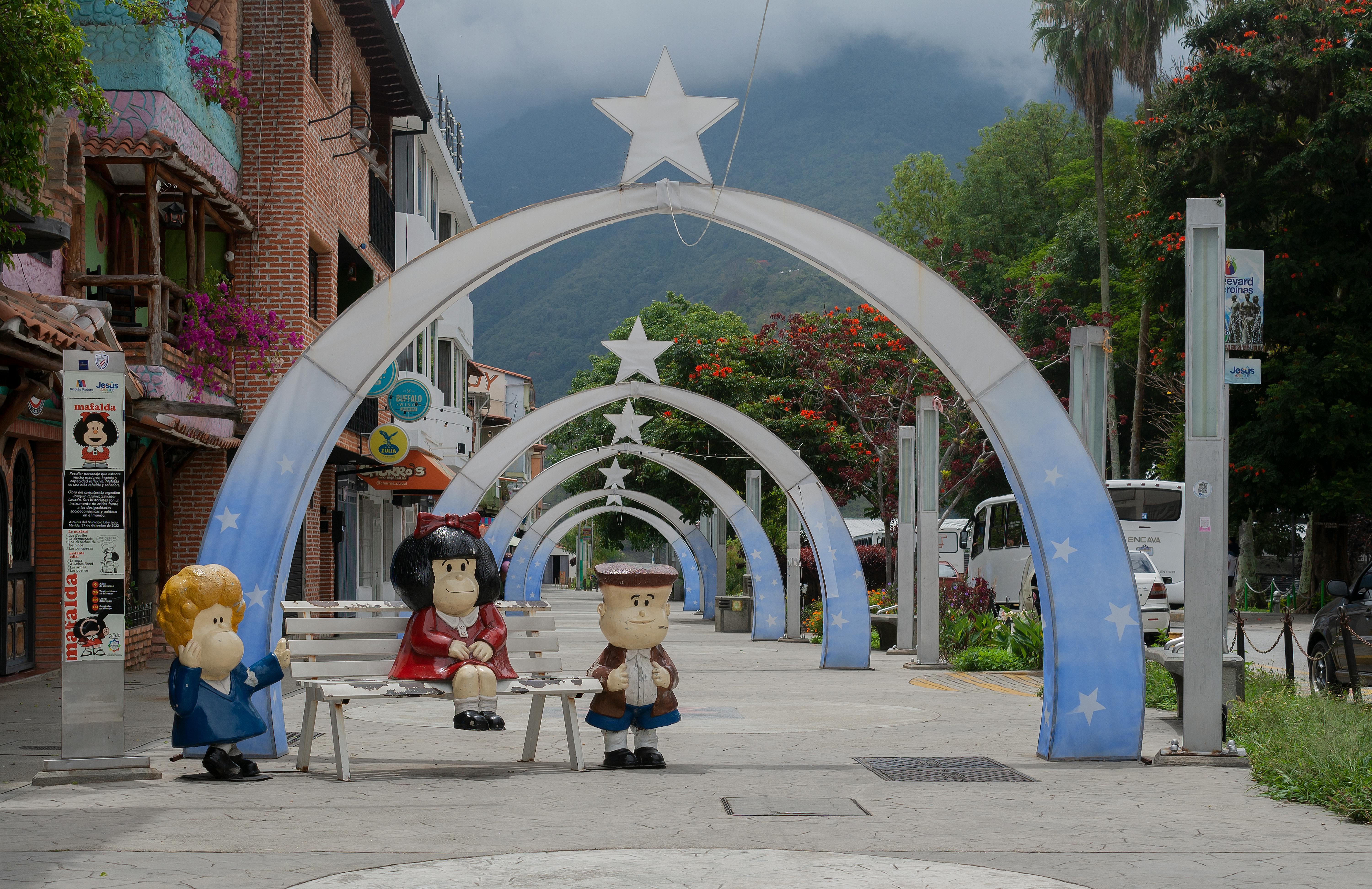 Estatuas Coloridas De Dibujos Animados En El Parque Mérida, Venezuela ...