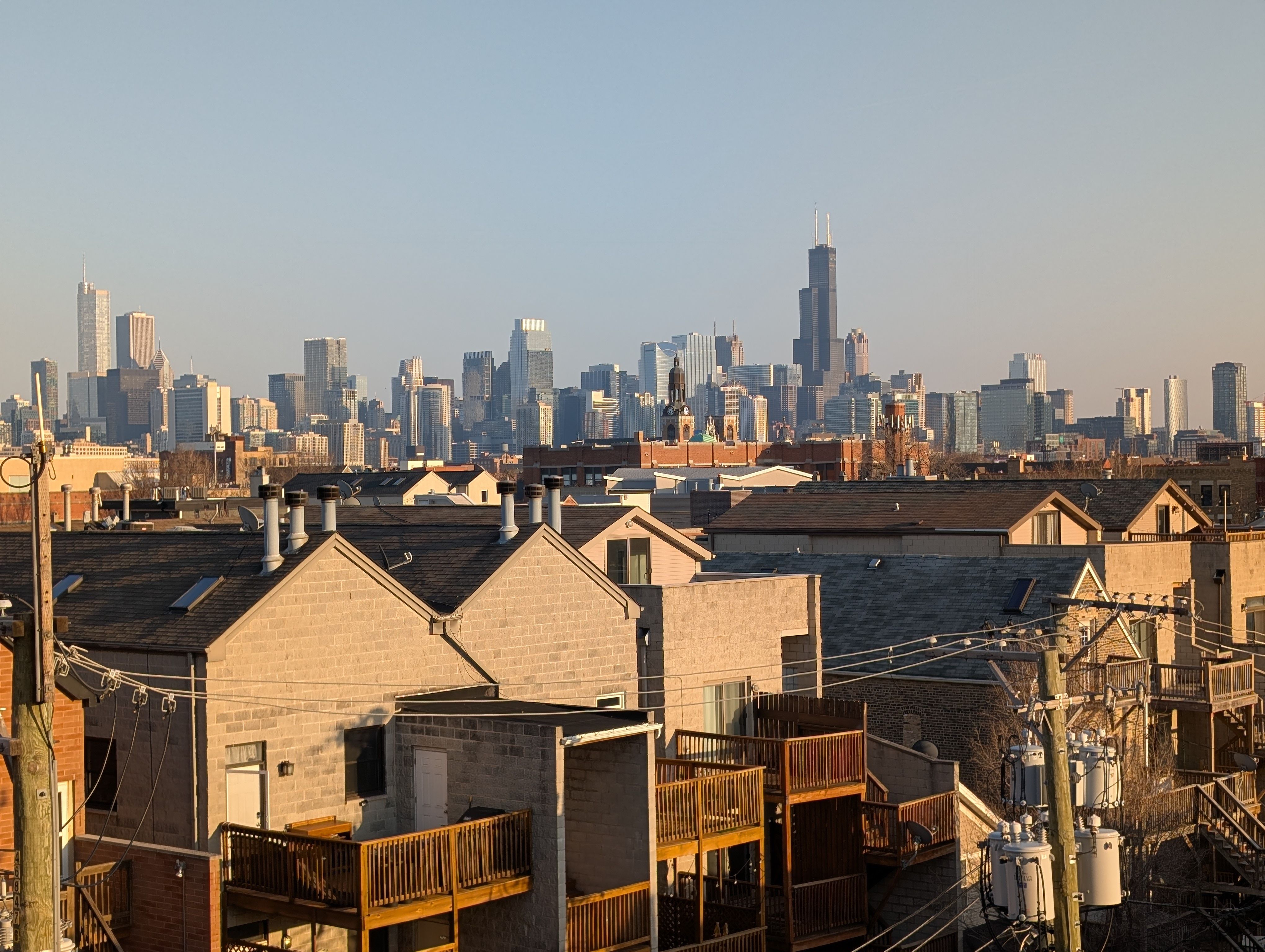 Chicago skyline view with urban homes · Free Stock Photo