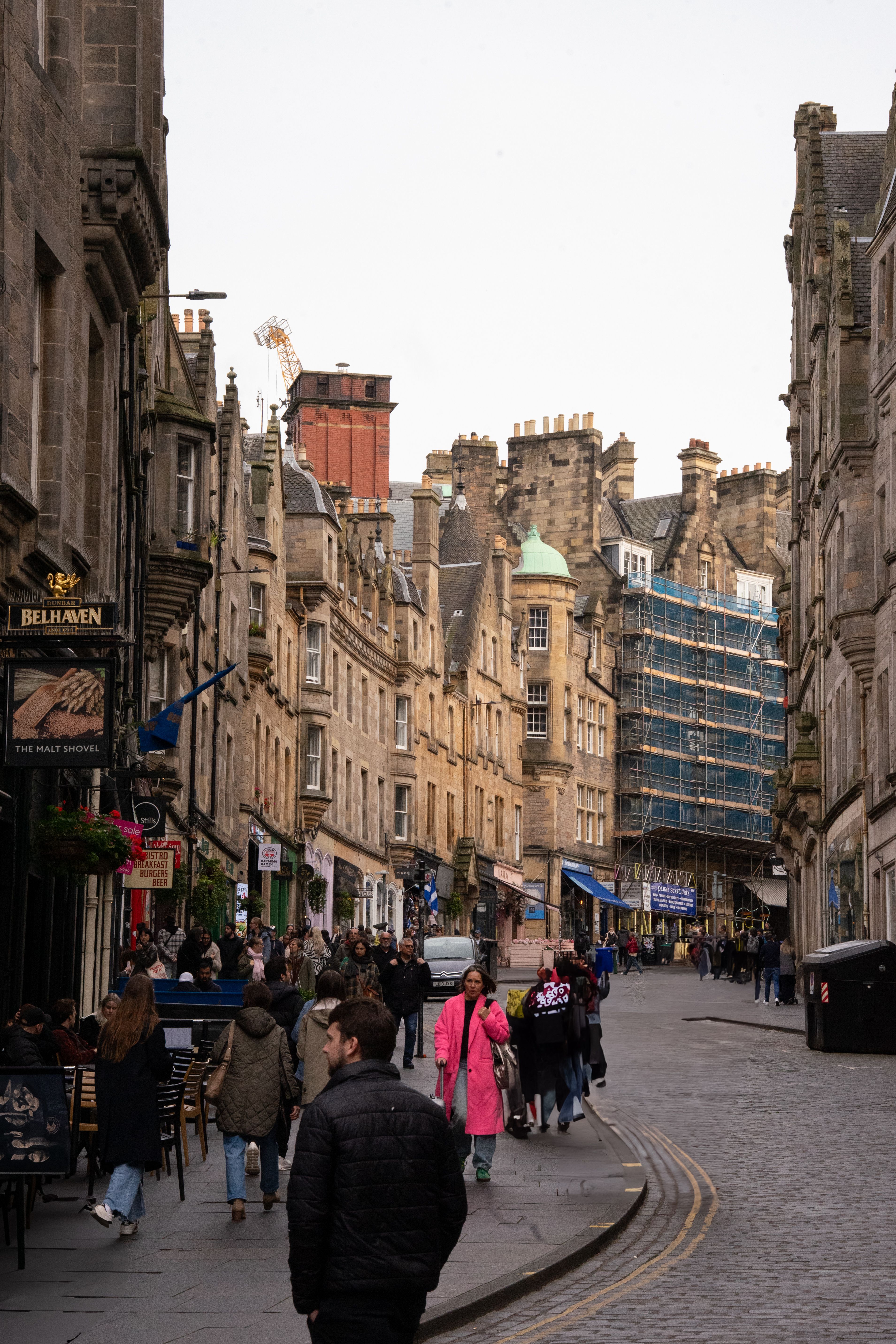 Charming Edinburgh Street Scene with Pedestrians · Free Stock Photo