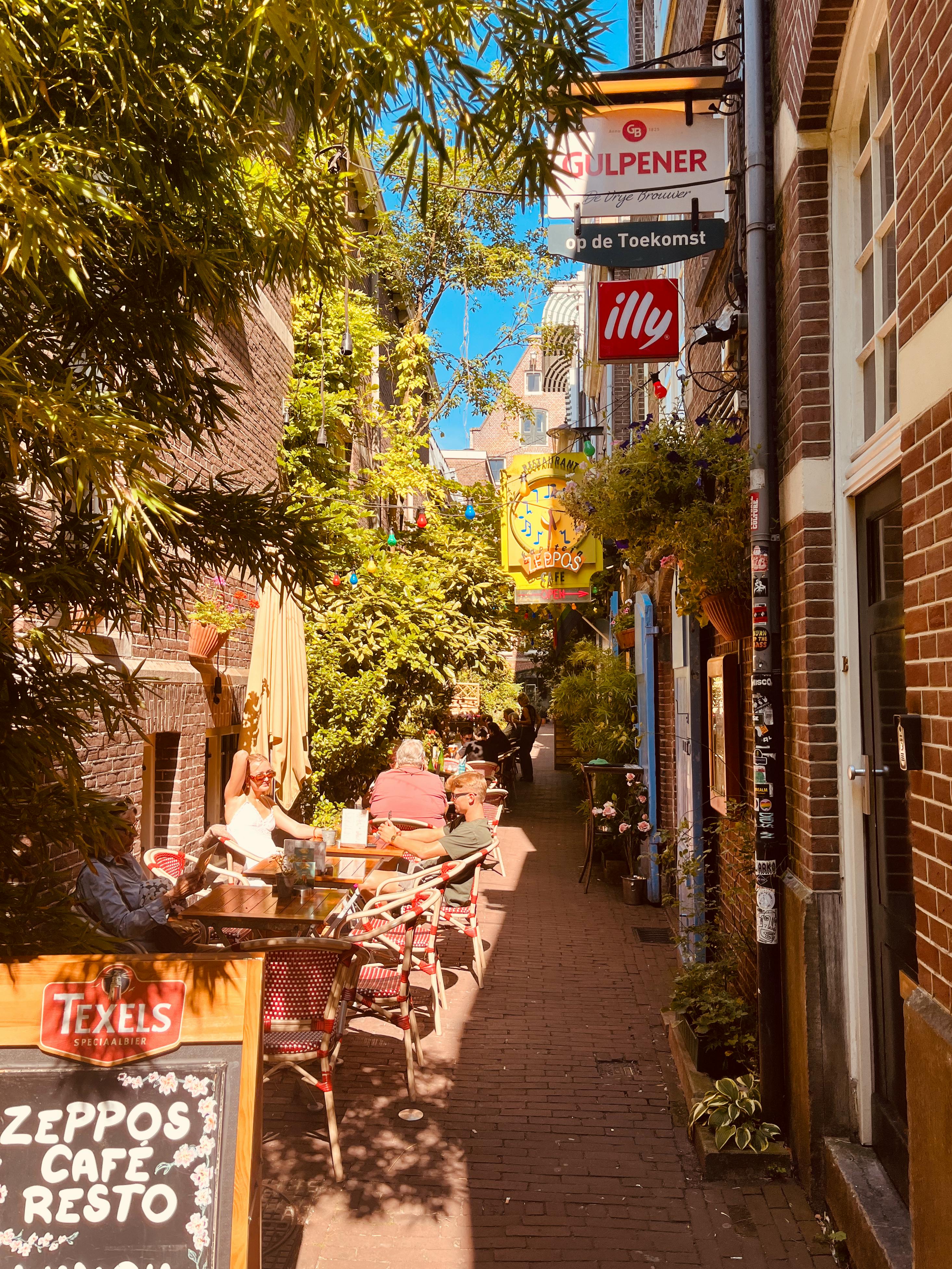 Charming European Alley with Outdoor Café · Free Stock Photo