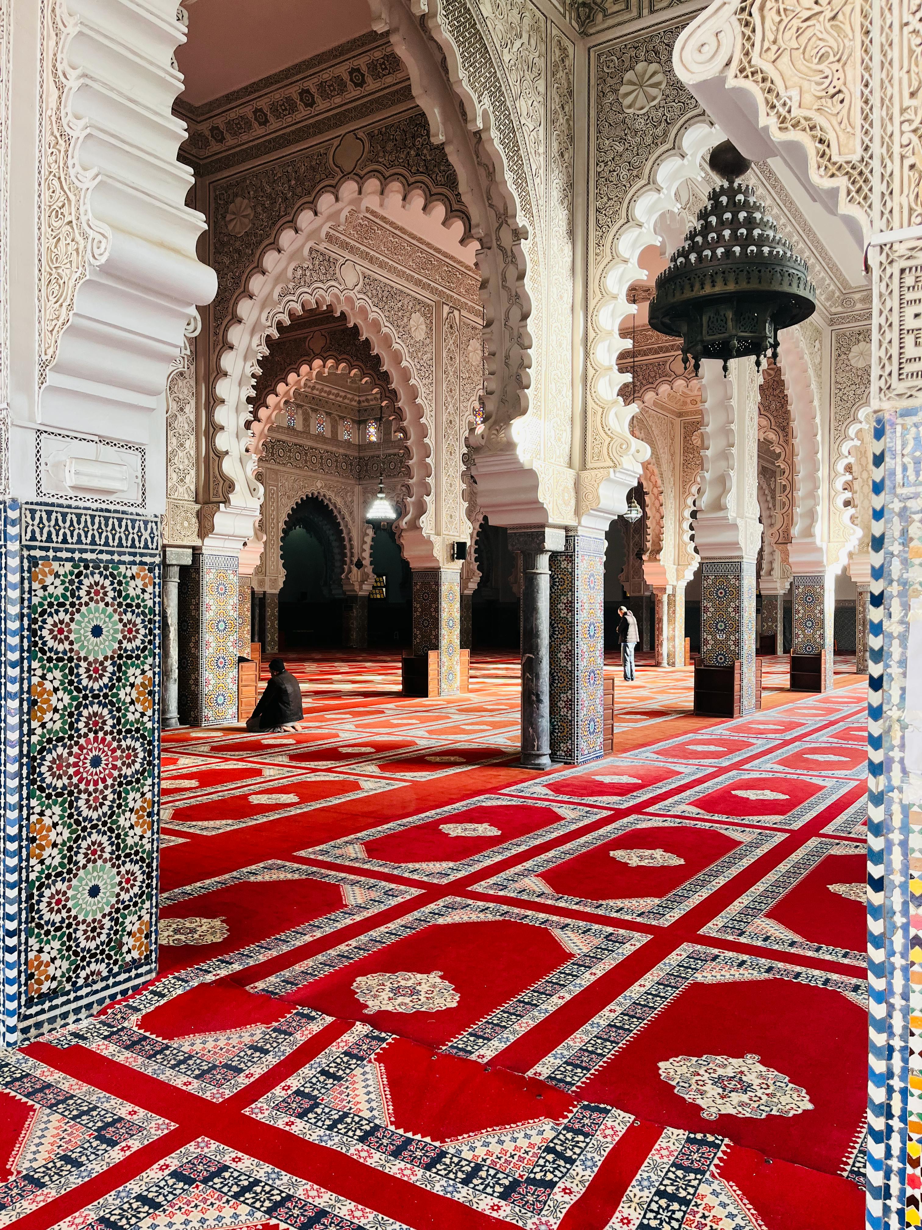 Intricate Arches of a Moroccan Mosque Interior · Free Stock Photo