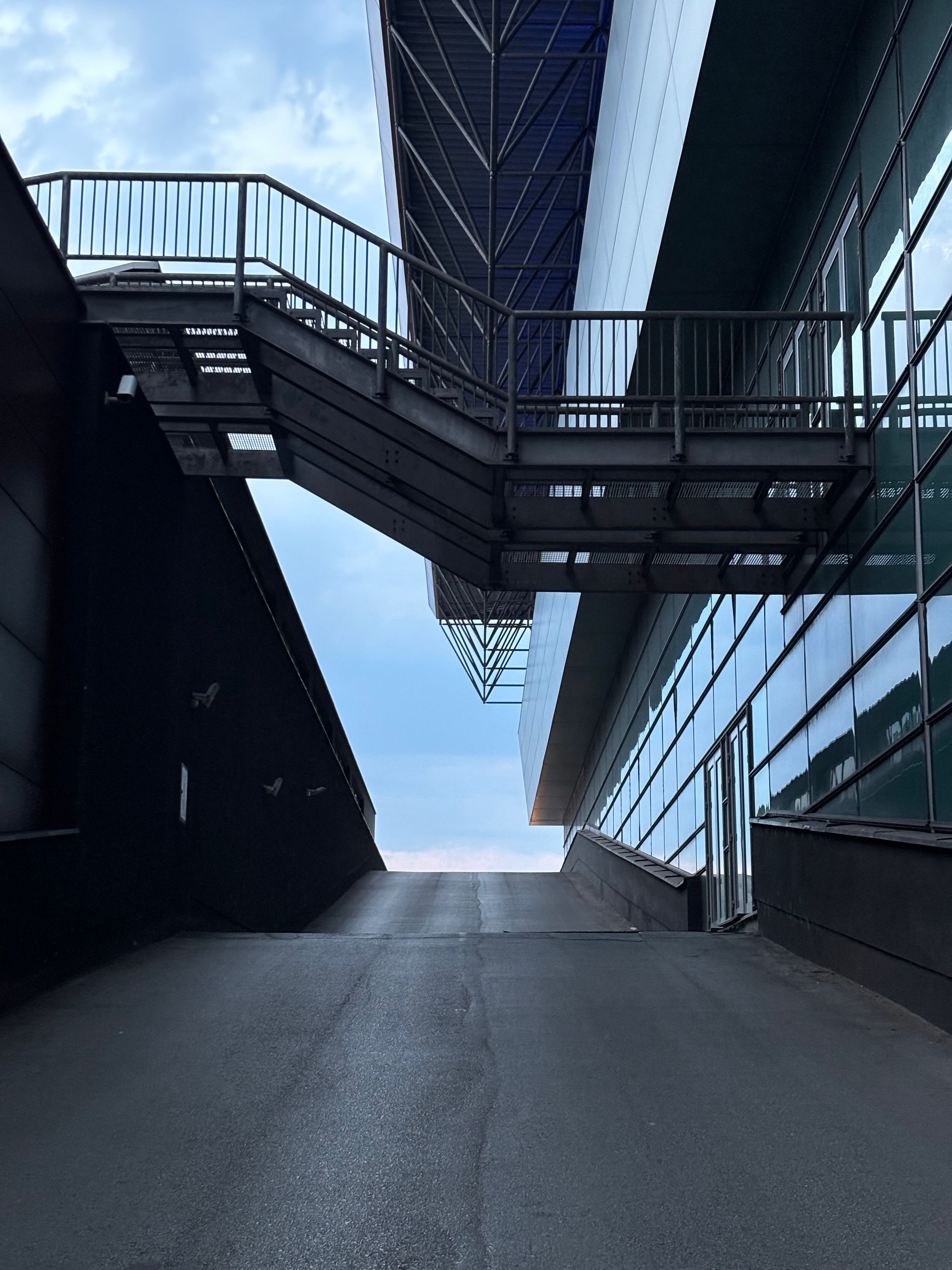 Modern Architectural Bridge Walkway · Free Stock Photo
