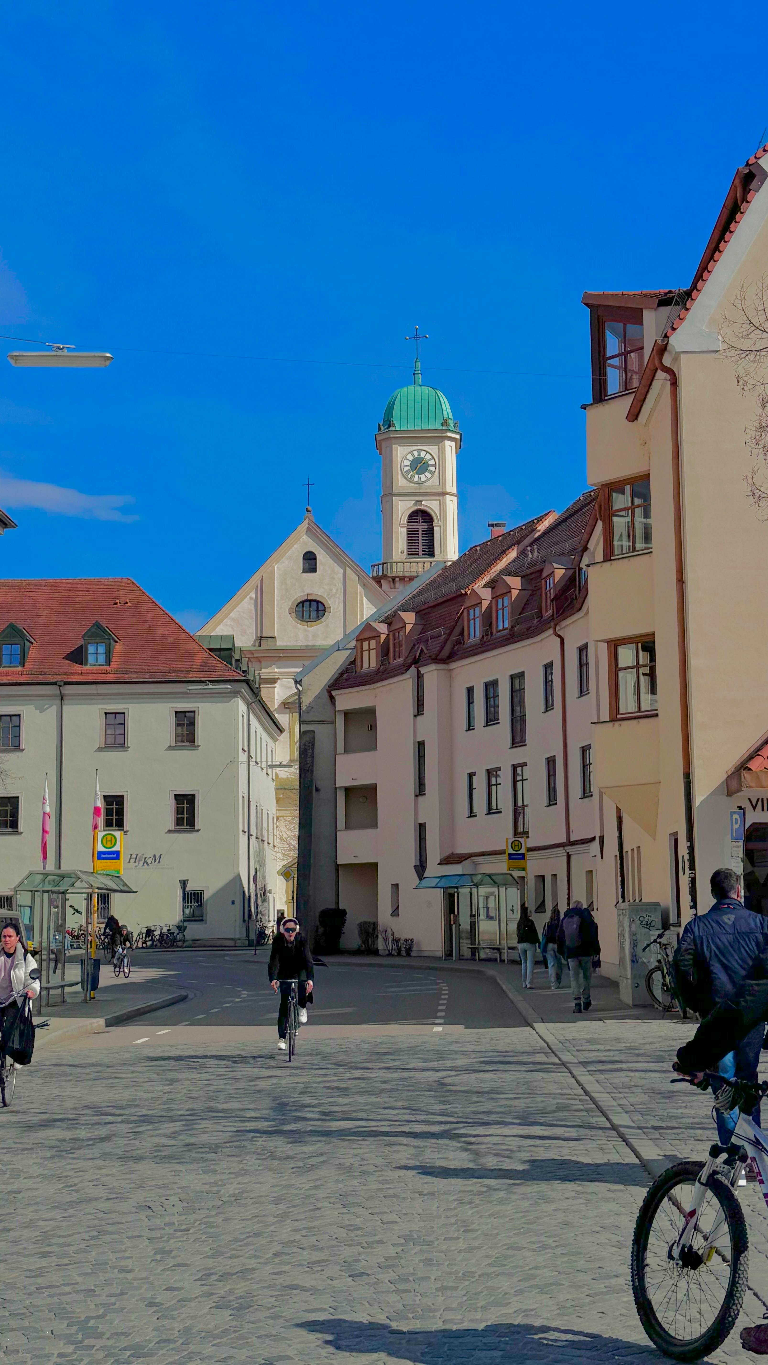 Sunny Street View of Regensburg with Cyclists · Free Stock Photo