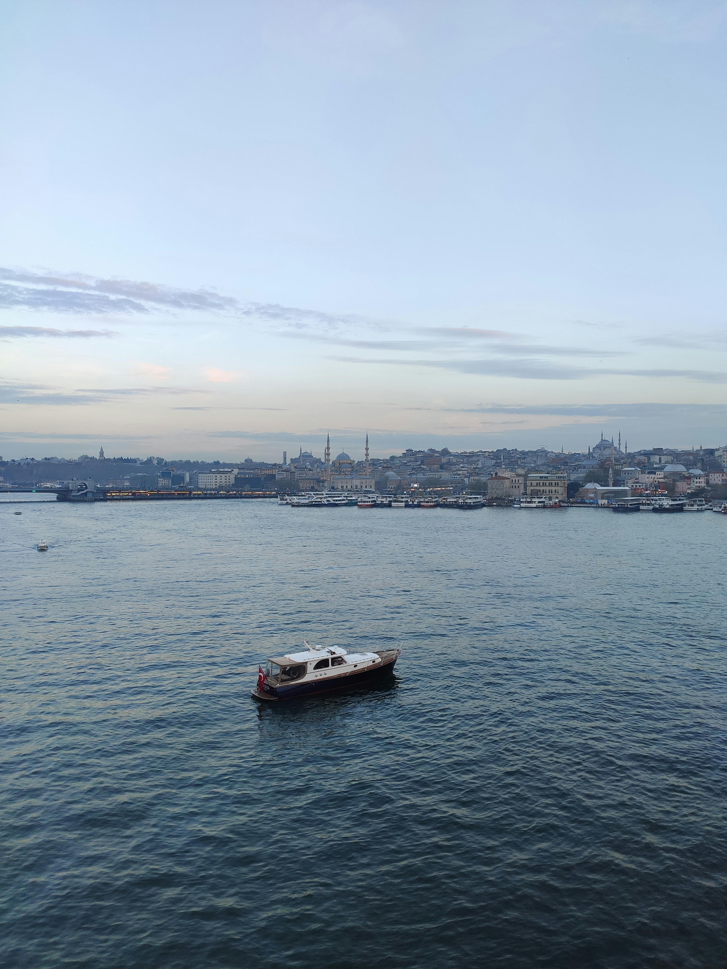 Pemandangan Cakrawala Istanbul Di Kala Senja Dengan Perahu Di Bosphorus ...