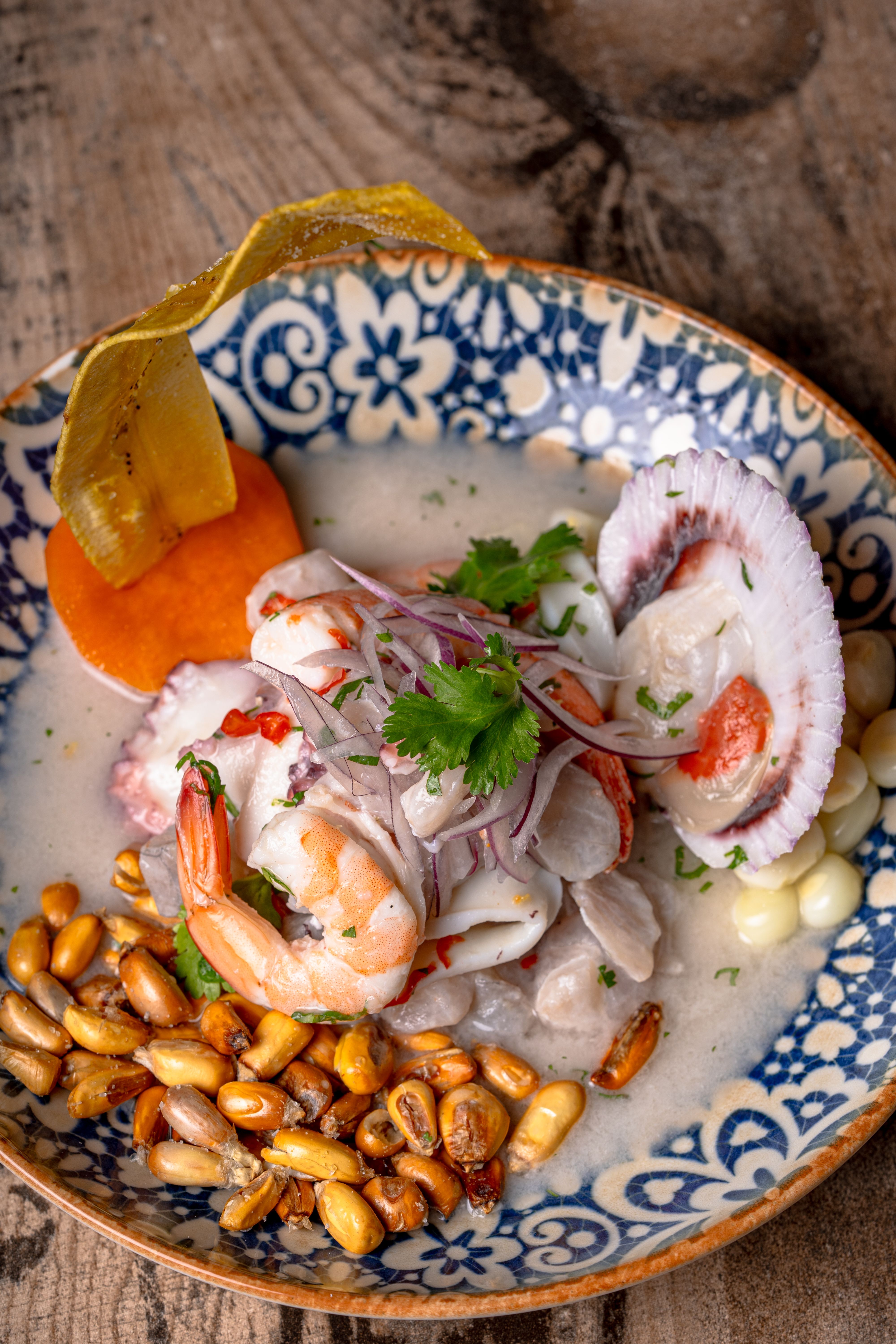 Delicioso Ceviche De Mariscos Peruano Servido En Plato Estampado · Foto ...