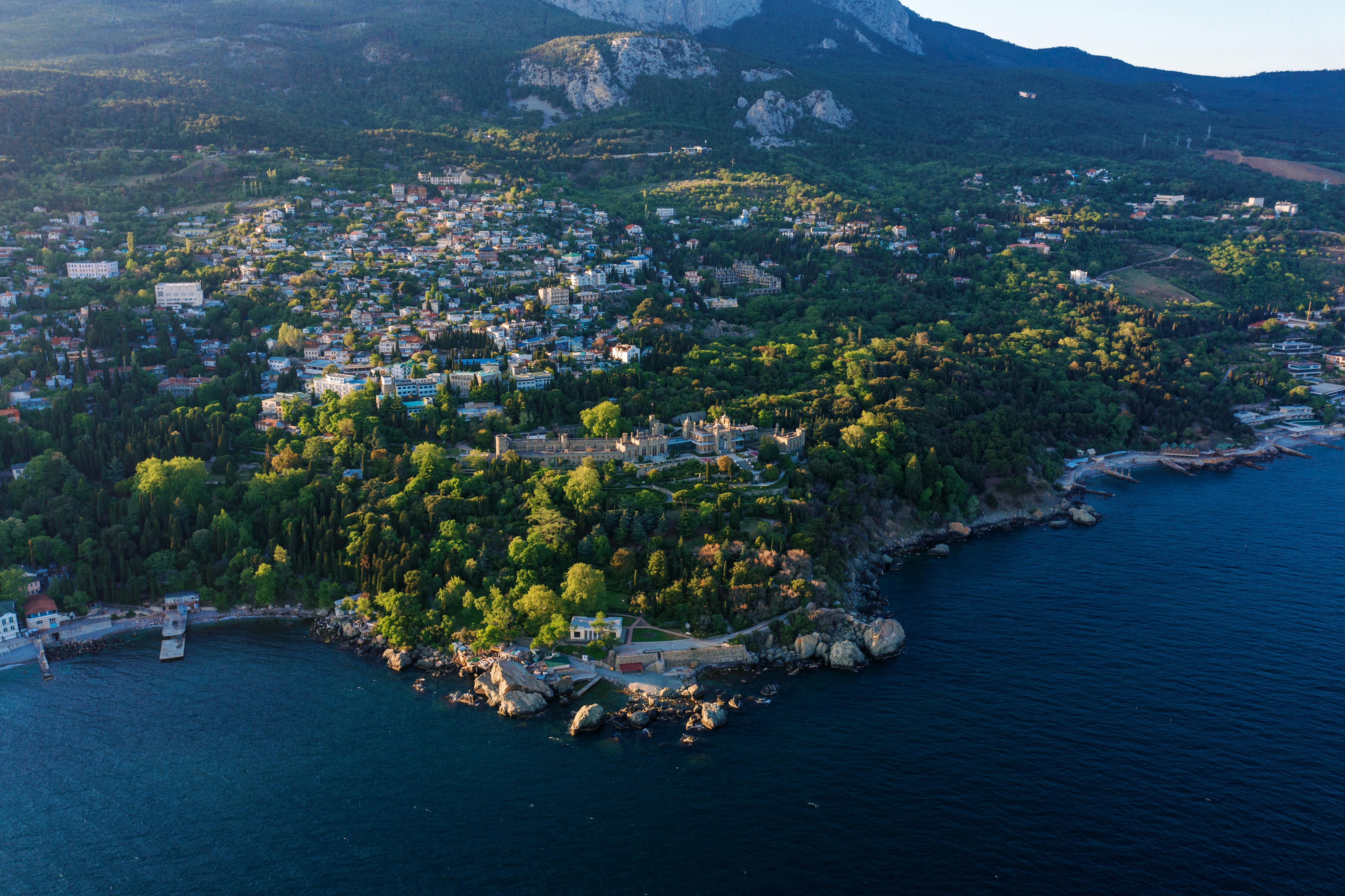 Vista Aérea De La Ciudad Costera De Alupka, Crimea · Foto de stock gratuita