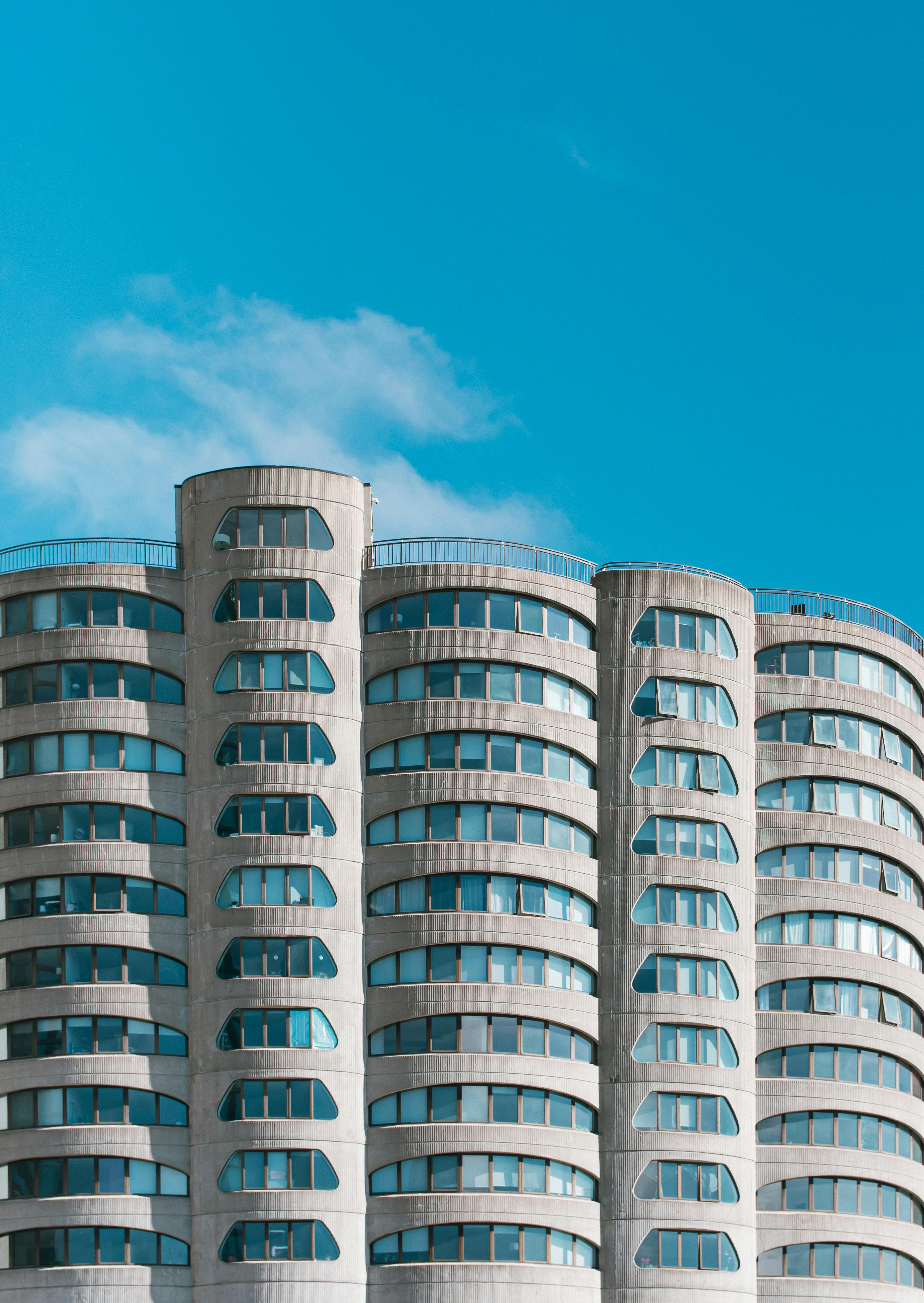 Modern Cylindrical Building in Chicago Skyline · Free Stock Photo