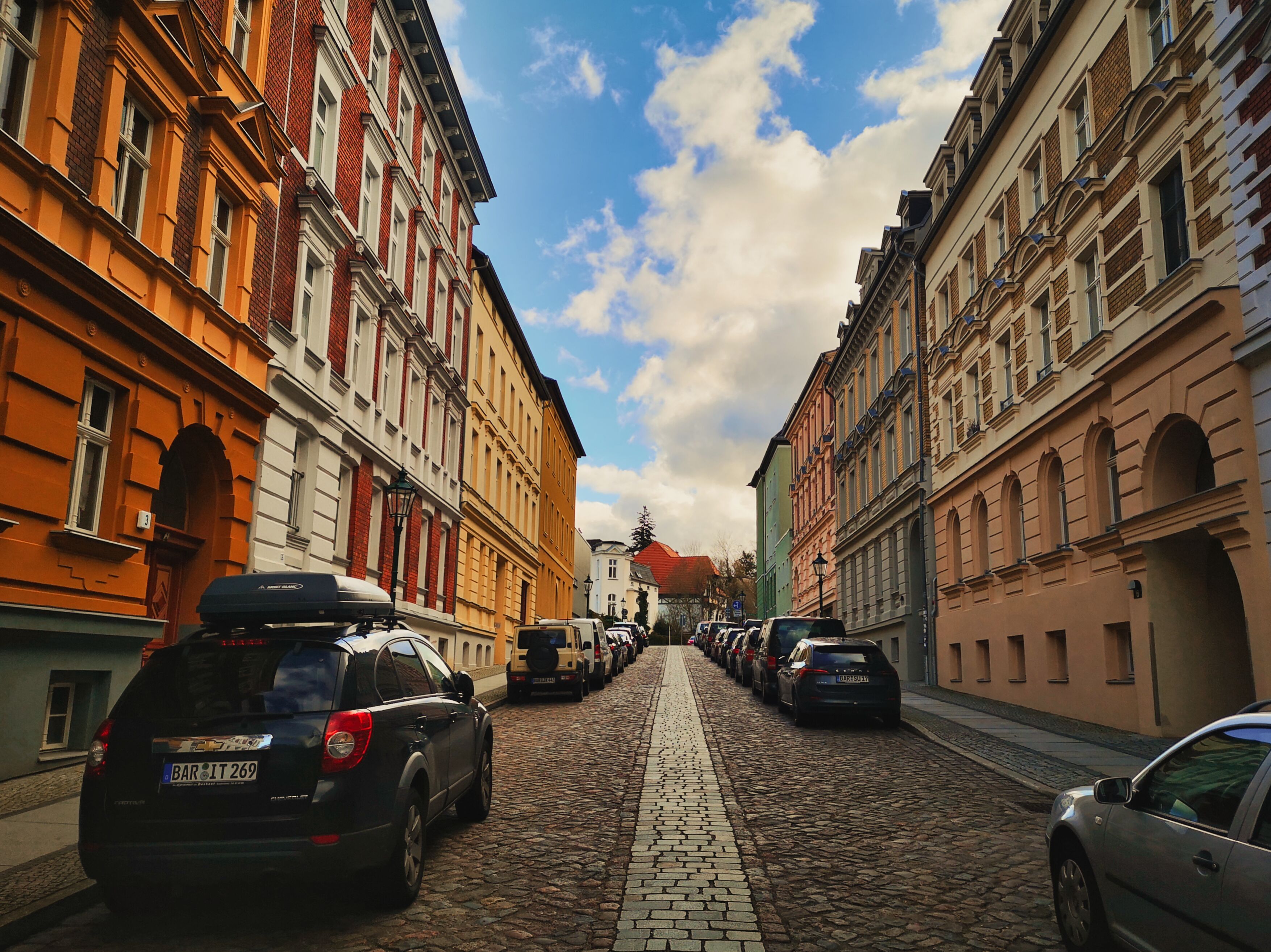 Charming European Street with Historic Architecture · Free Stock Photo