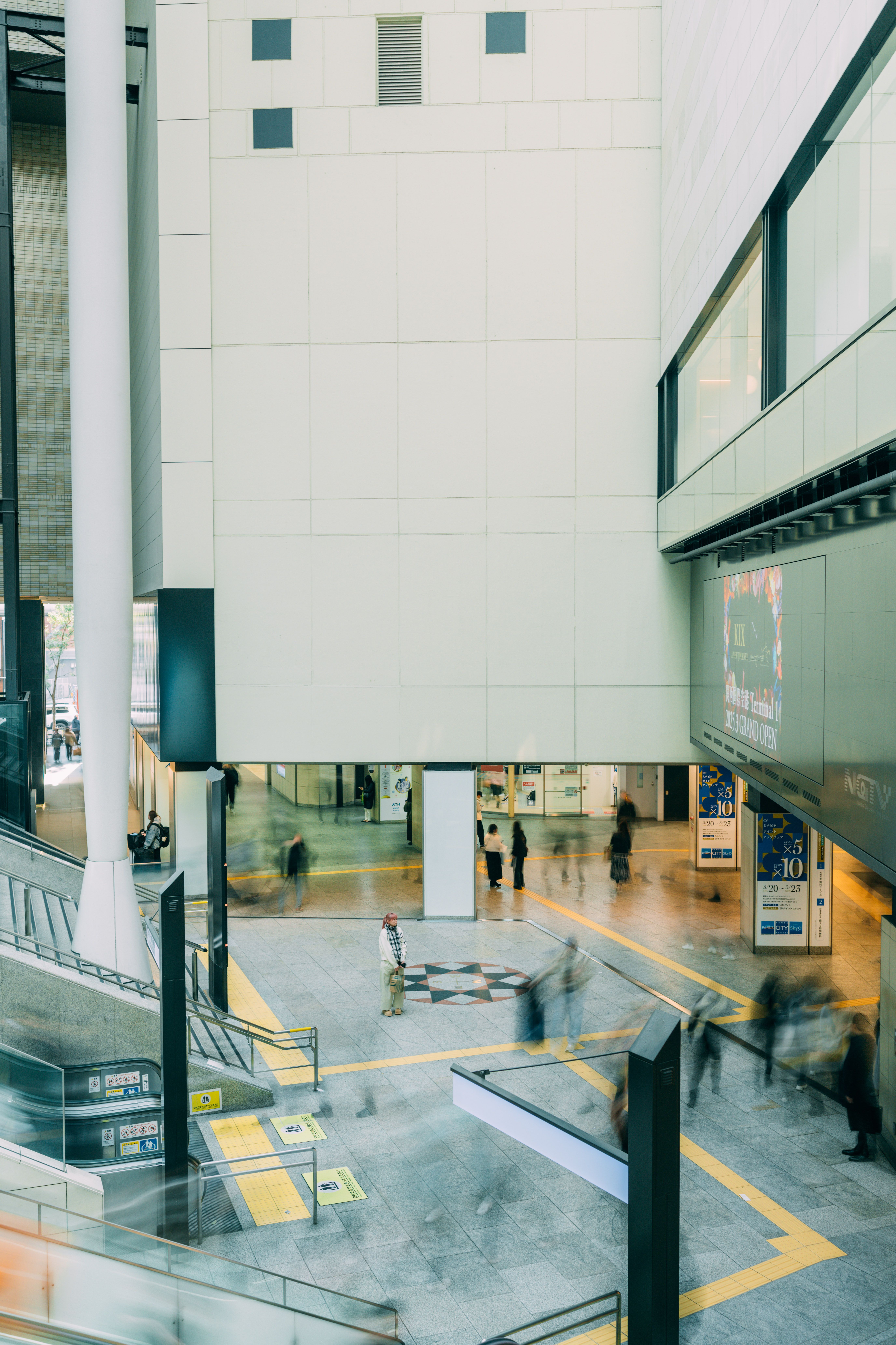 Modern Indoor Shopping Mall with Busy Walkway · Free Stock Photo