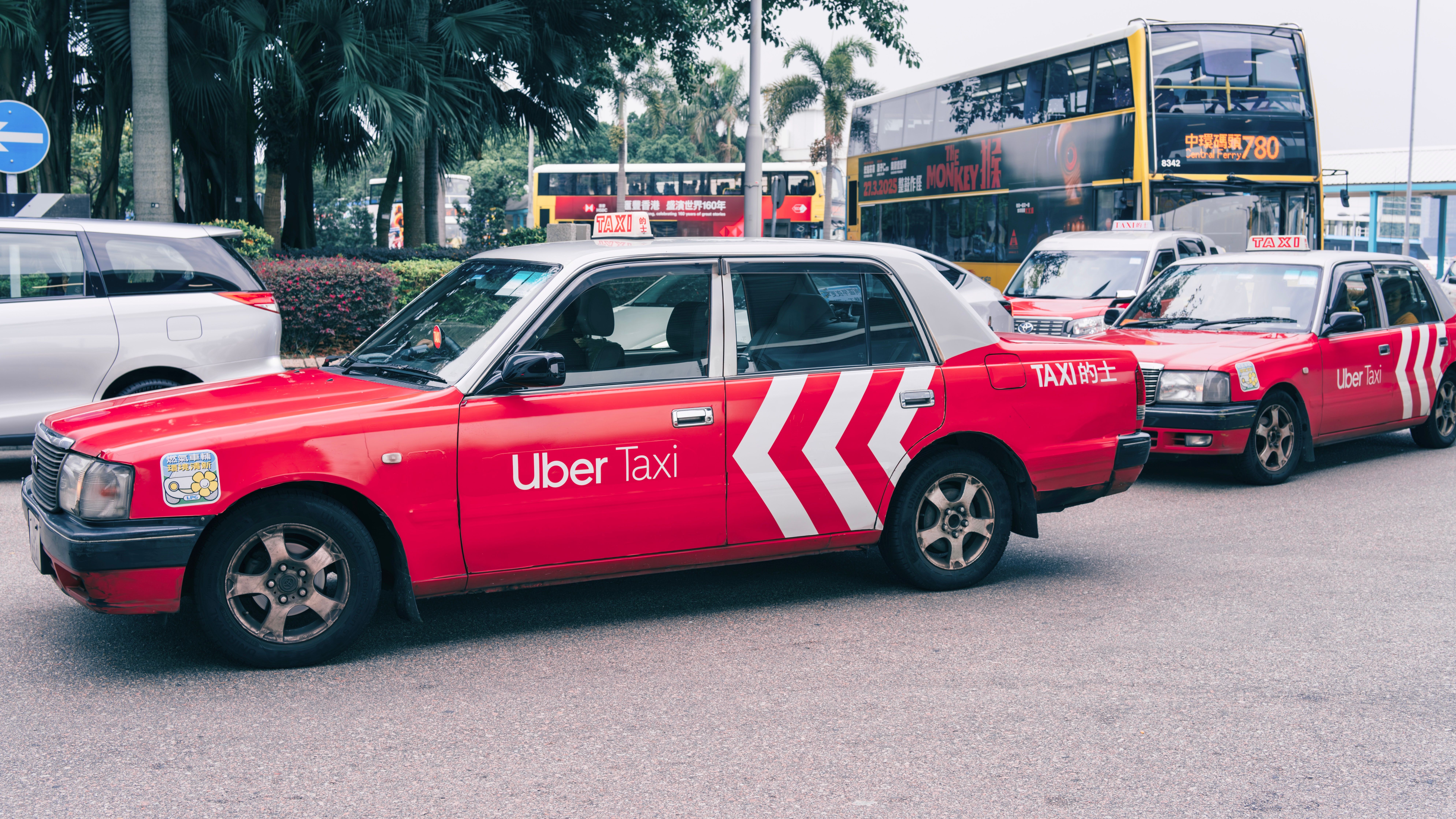 Taxi Rojo De Uber En Una Calle Urbana Muy Transitada · Foto de stock ...