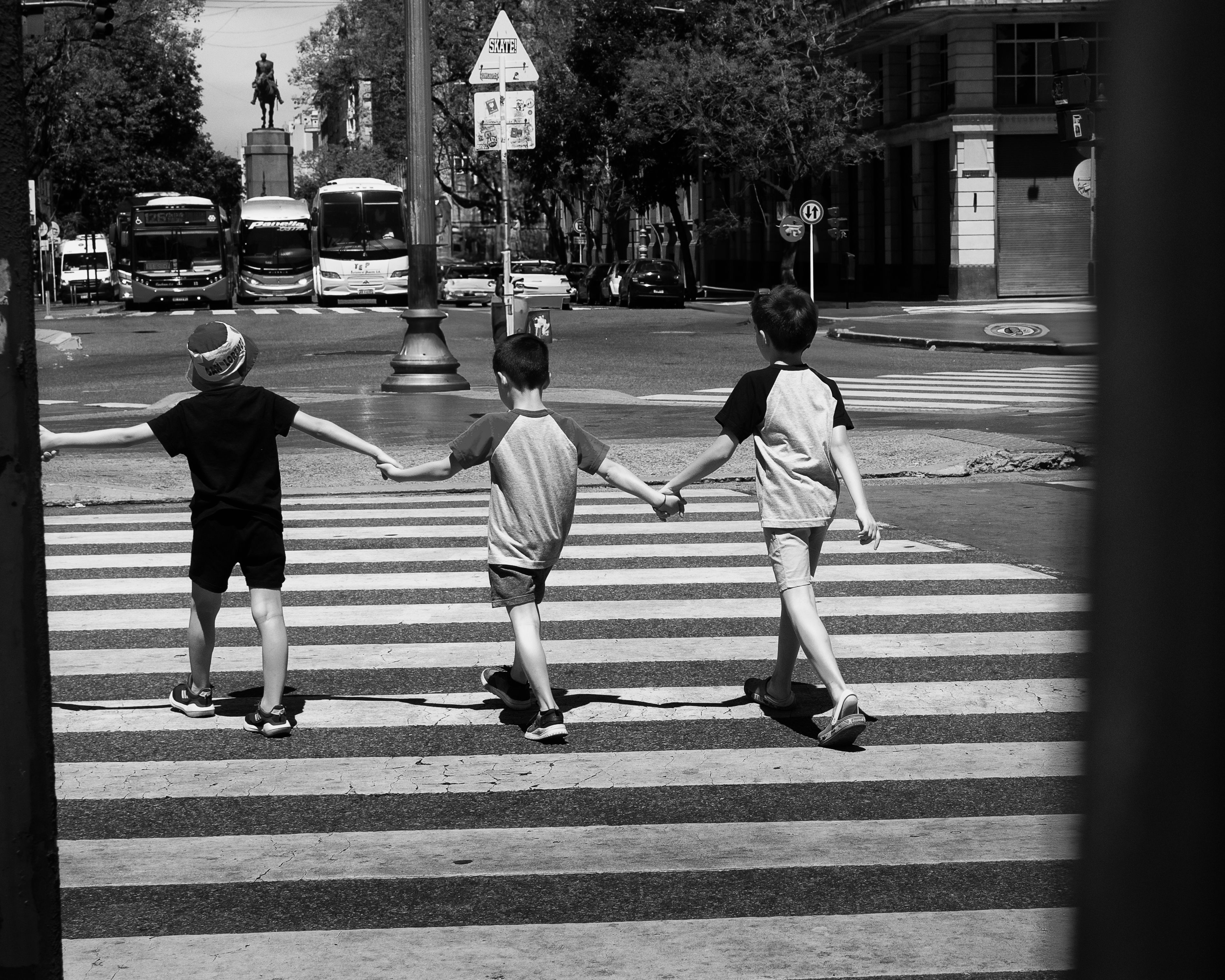 Niños Tomados De La Mano En Un Cruce Peatonal Urbano · Foto de stock ...