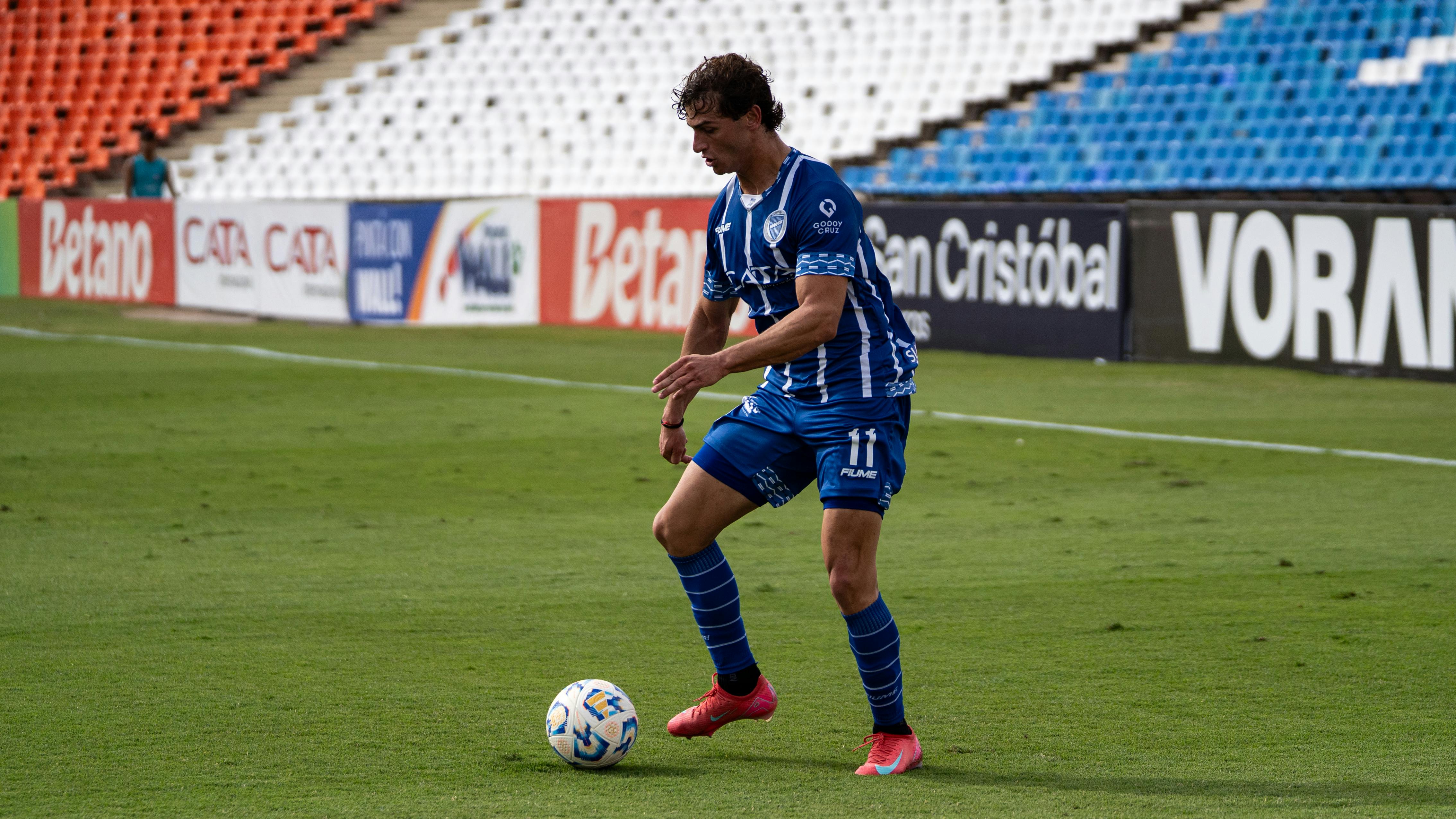 Jugador De Fútbol Regateando El Balón En El Campo Del Estadio · Foto de ...