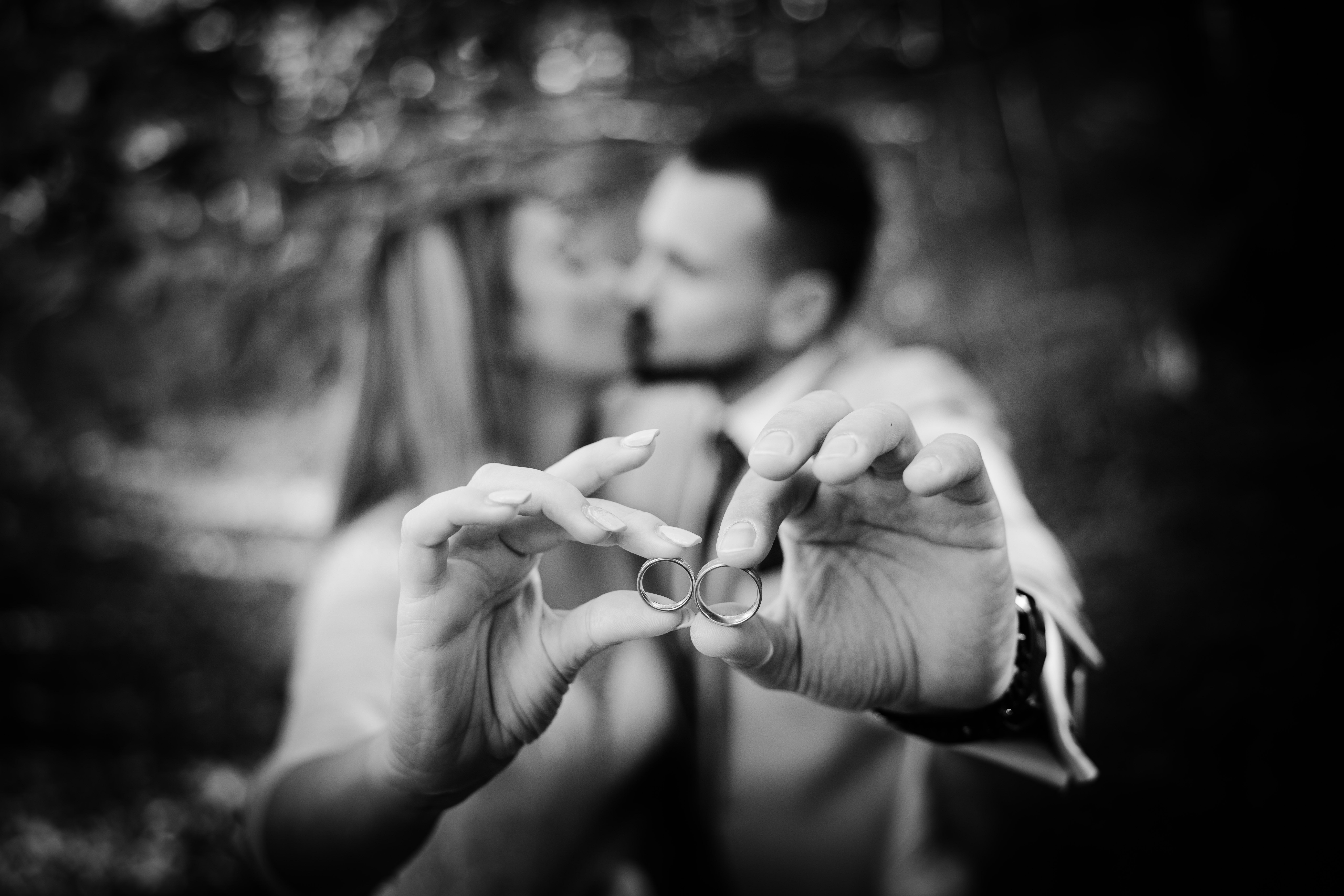 Pareja Romántica De Novios Con Anillos En Brașov · Foto de stock gratuita