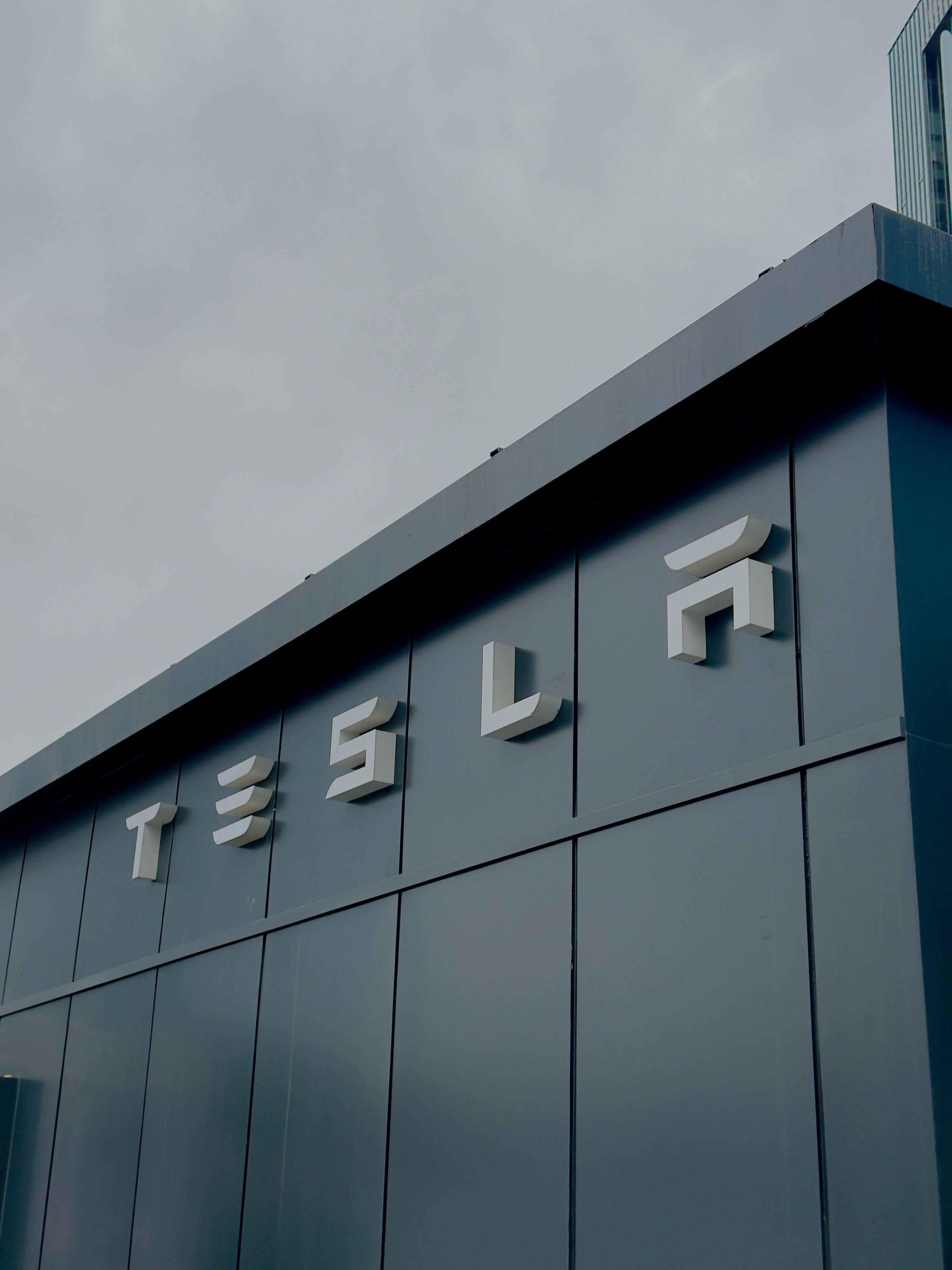 Edifício Tesla Moderno Em Ancara, Türkiye · Foto profissional gratuita