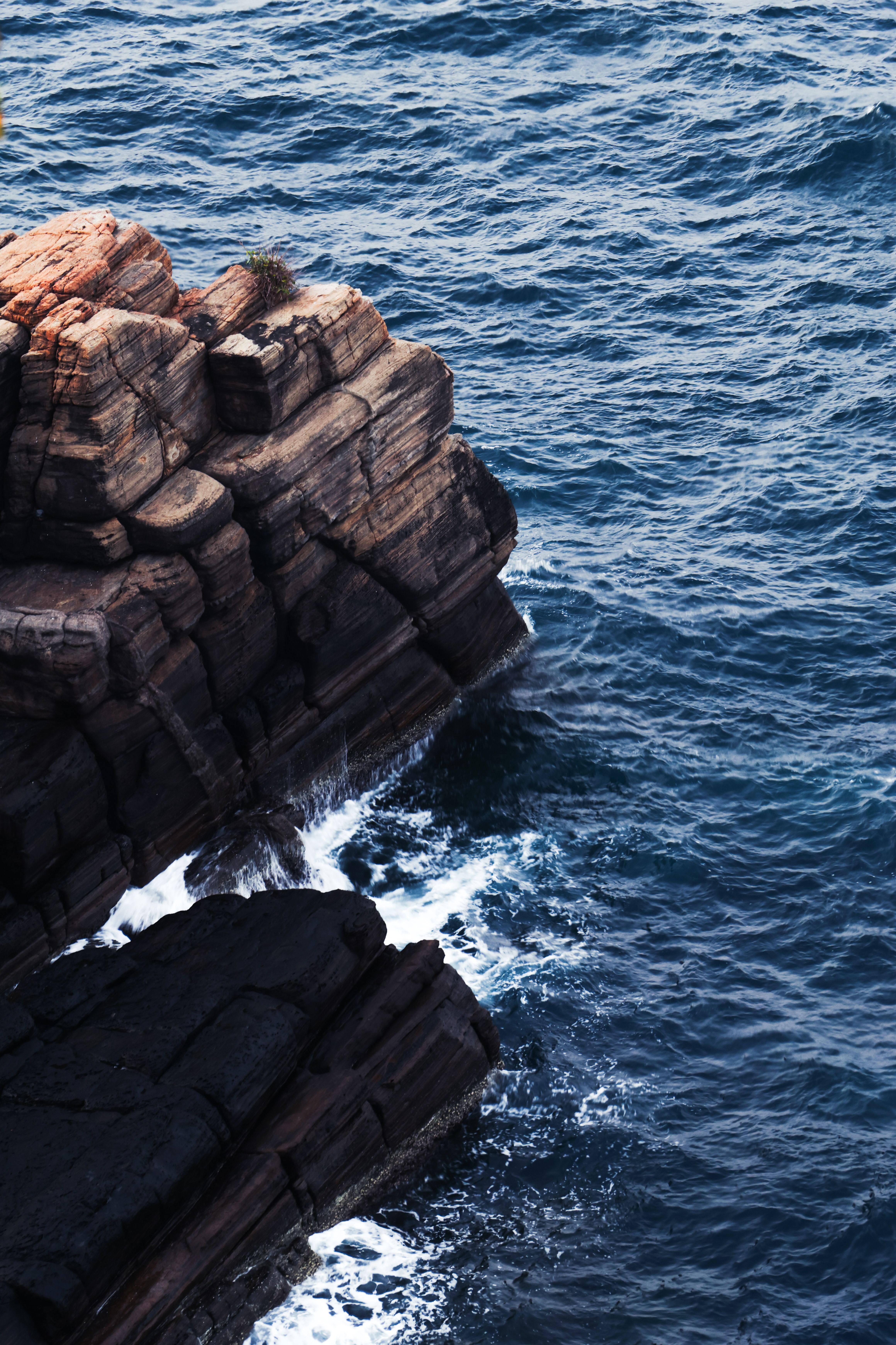Dramatic Rocky Cliff Overlooking the Ocean · Free Stock Photo