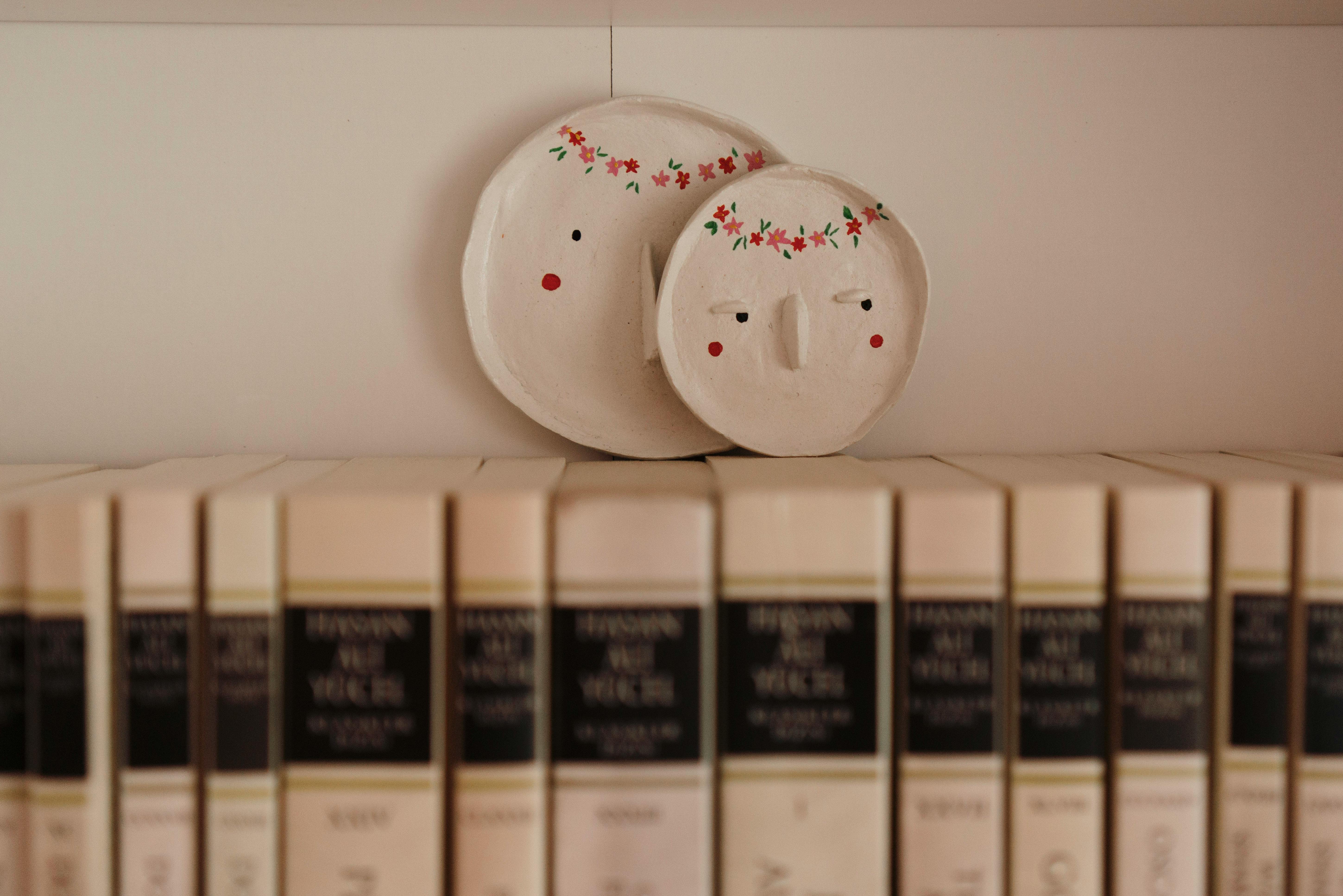 Artistic sculptures on bookshelf in minimalist home · Free Stock Photo