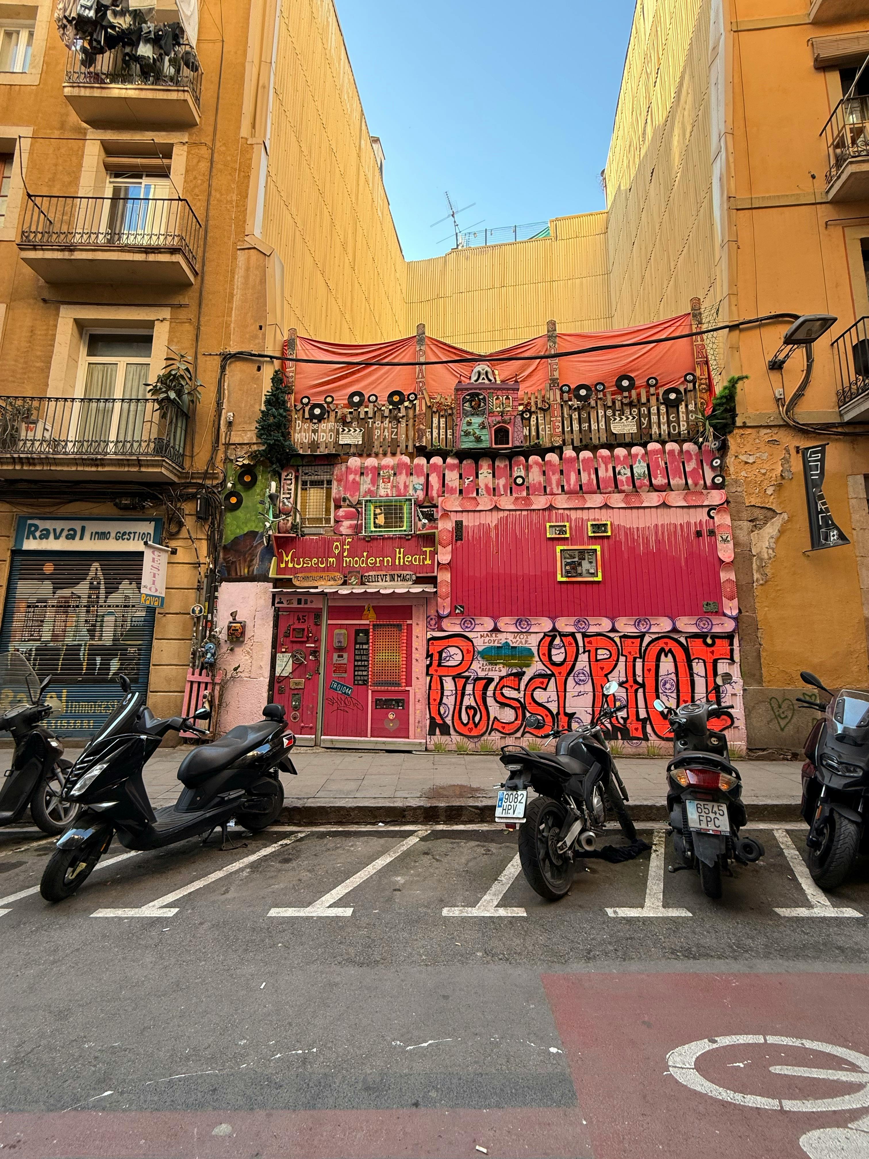 Colorful Street Art on Modern Heart Museum Facade · Free Stock Photo