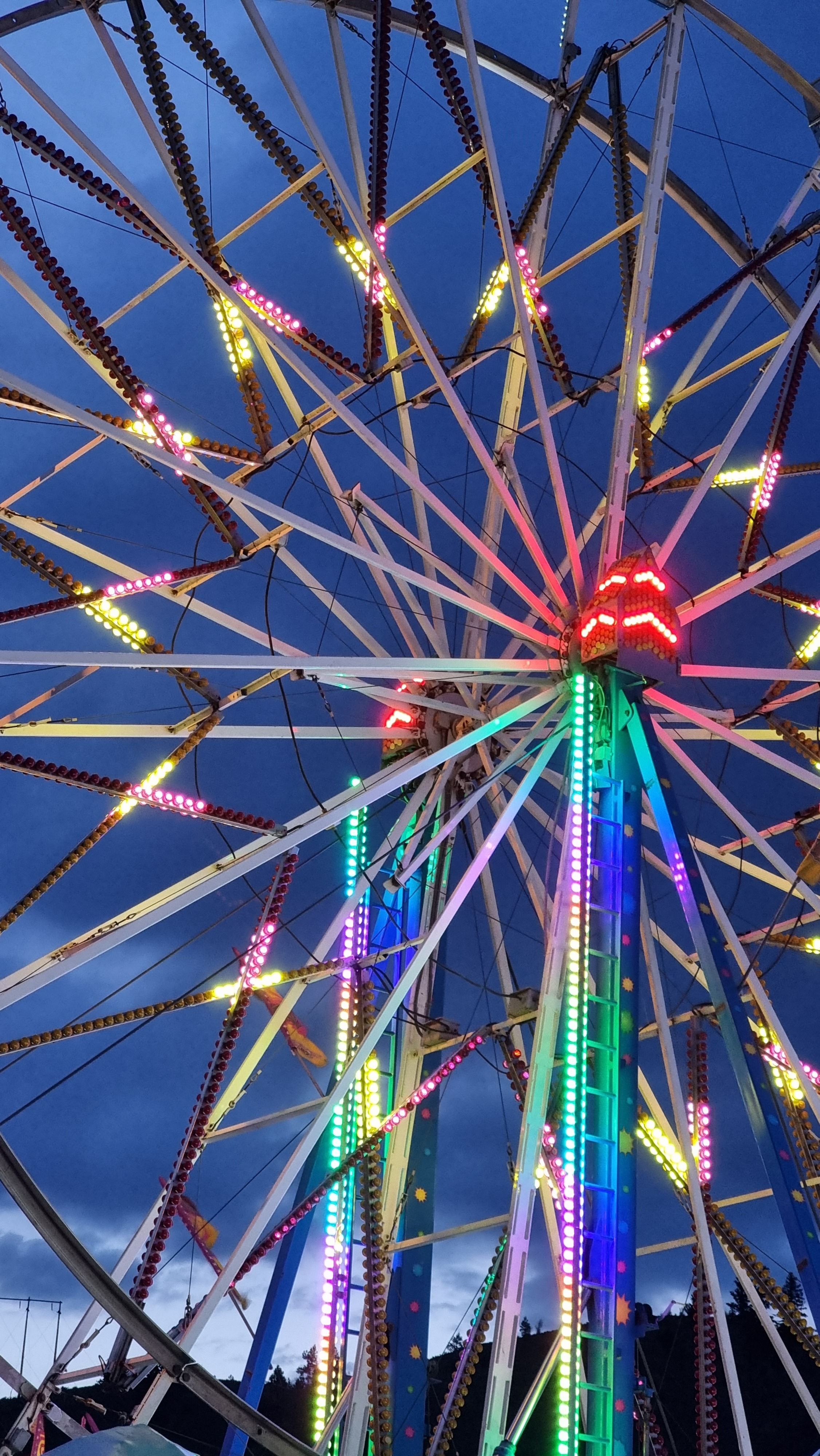 Noria Colorida Por La Noche En Kamloops · Foto de stock gratuita