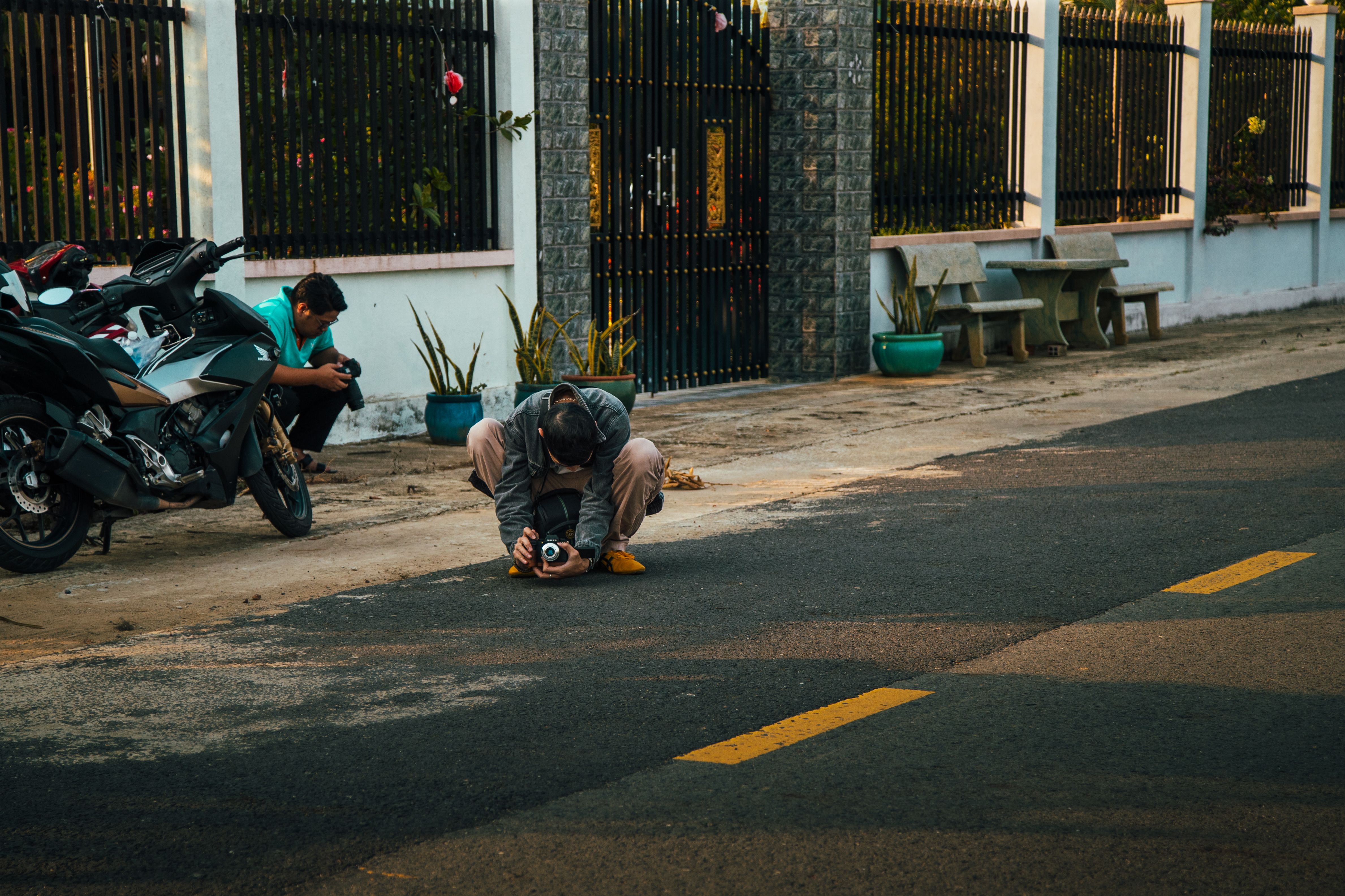 Street photographer capturing urban scenes · Free Stock Photo