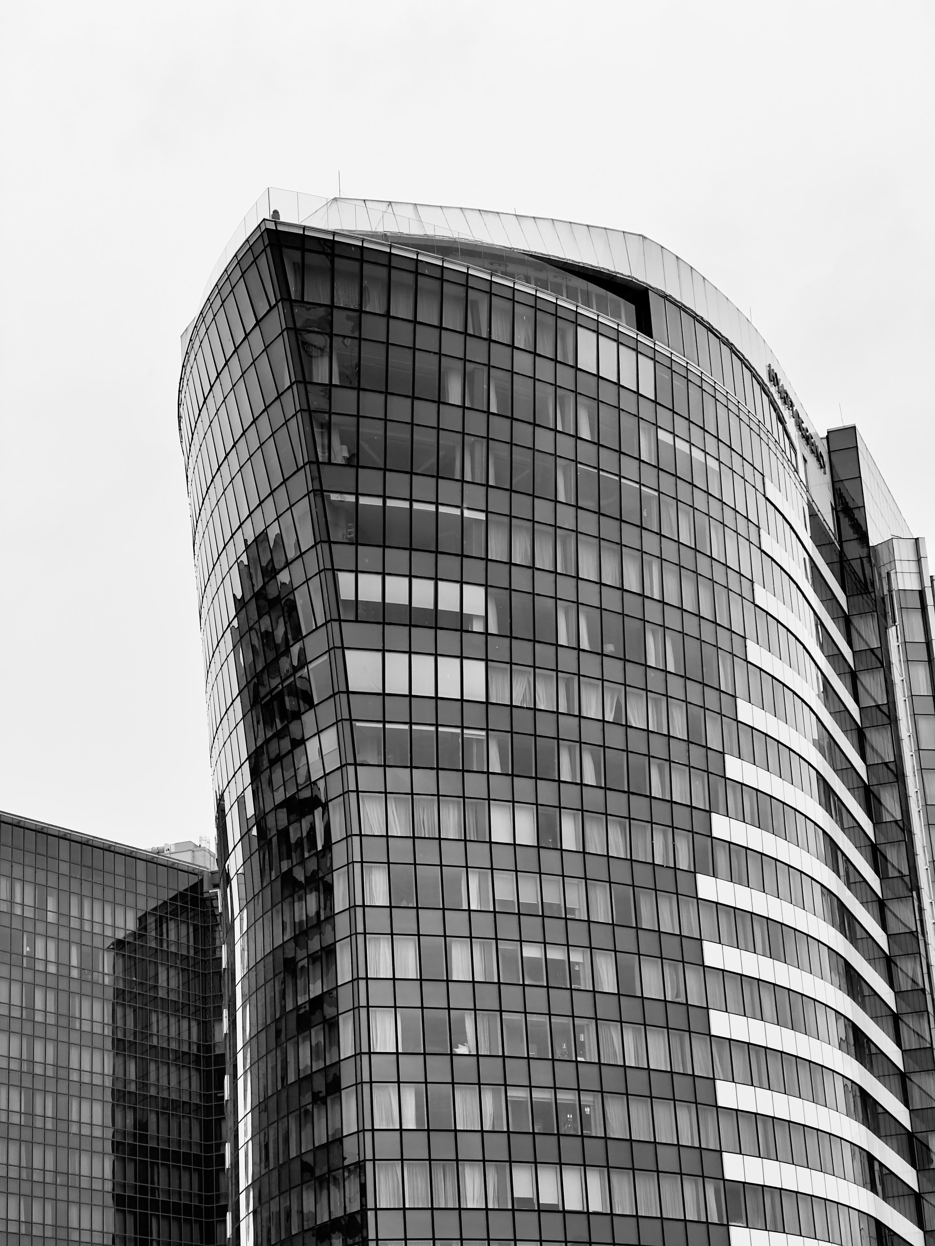 Modern Curved Glass Skyscraper Architecture · Free Stock Photo