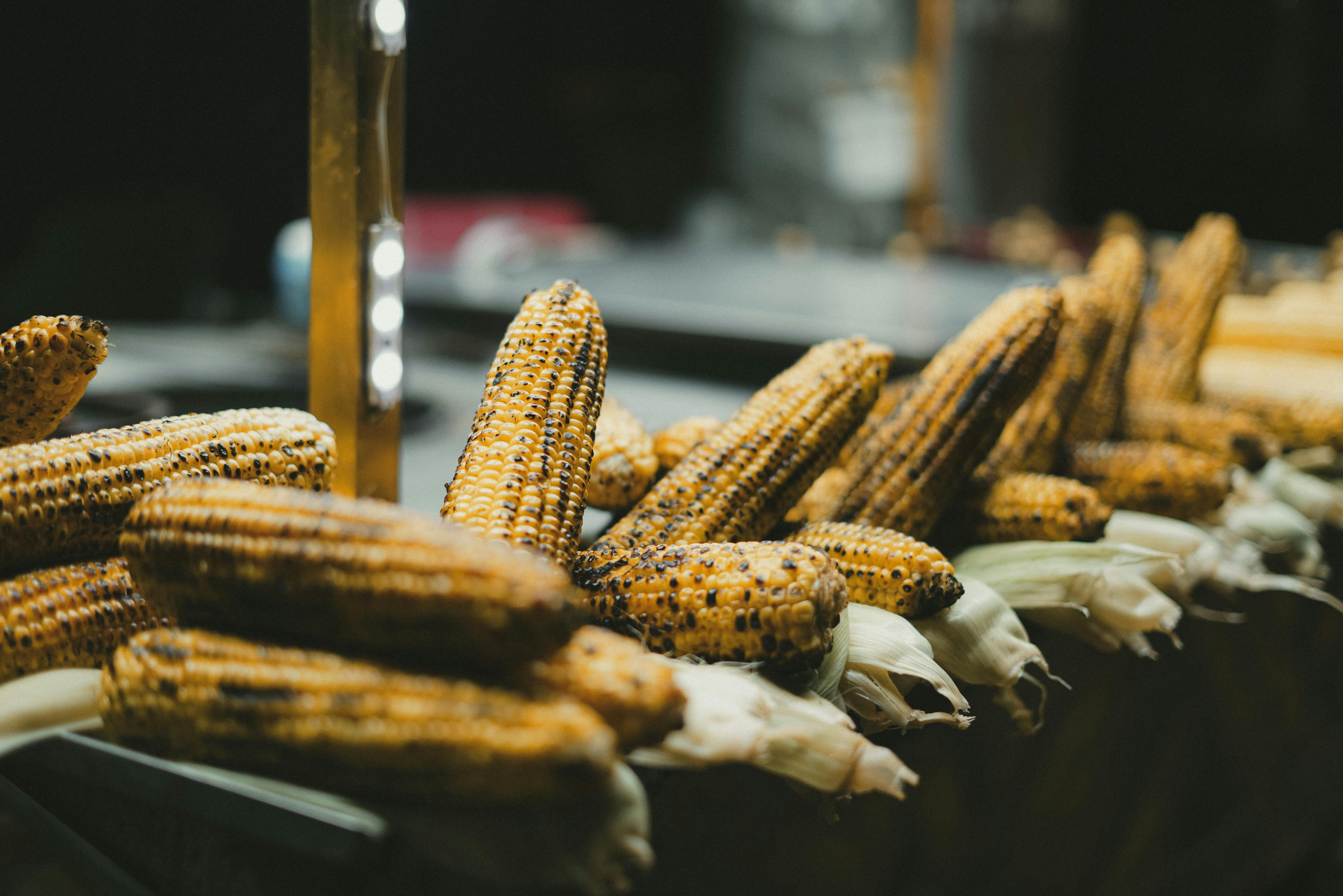 Escena De Comida Callejera De Mazorcas De Maíz A La Parrilla · Foto de ...