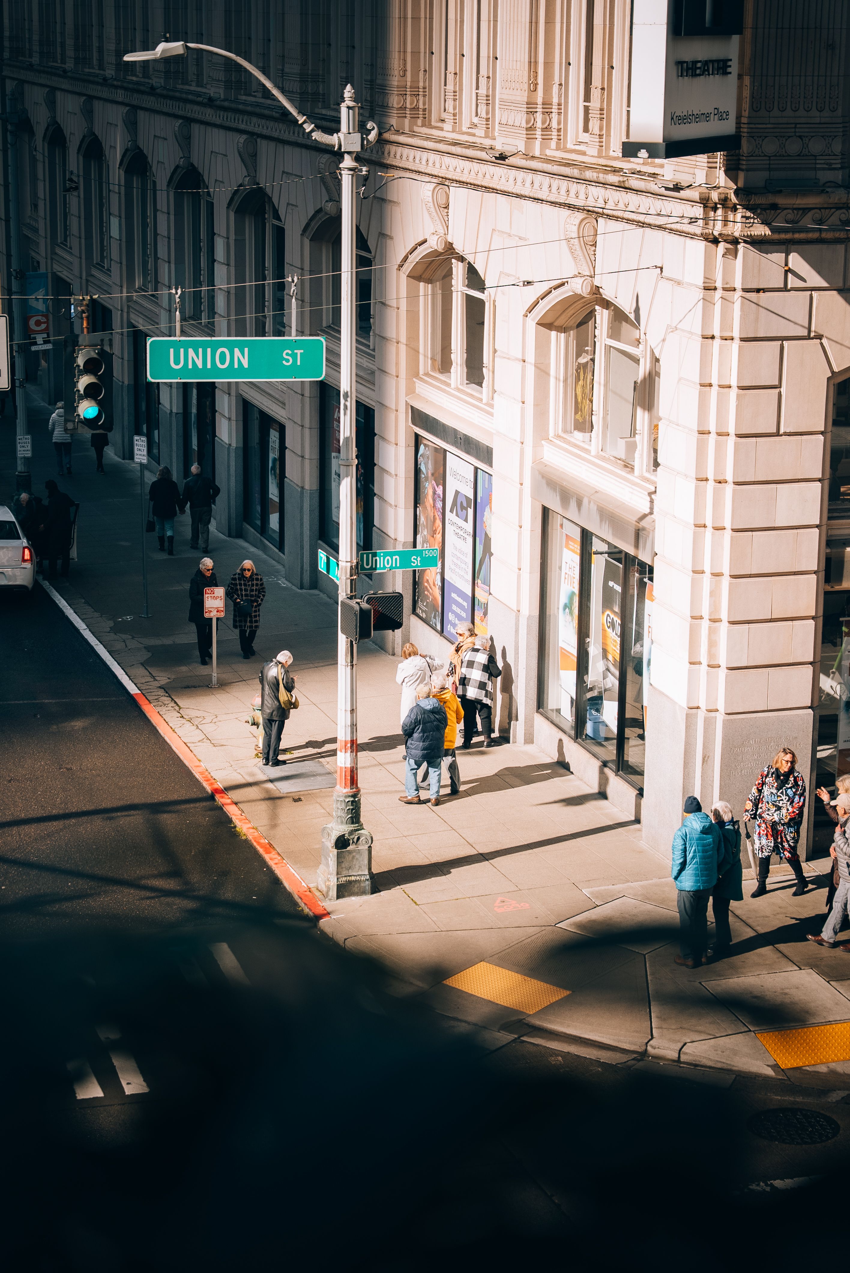 Sunny Day at Union Street Intersection in Seattle · Free Stock Photo