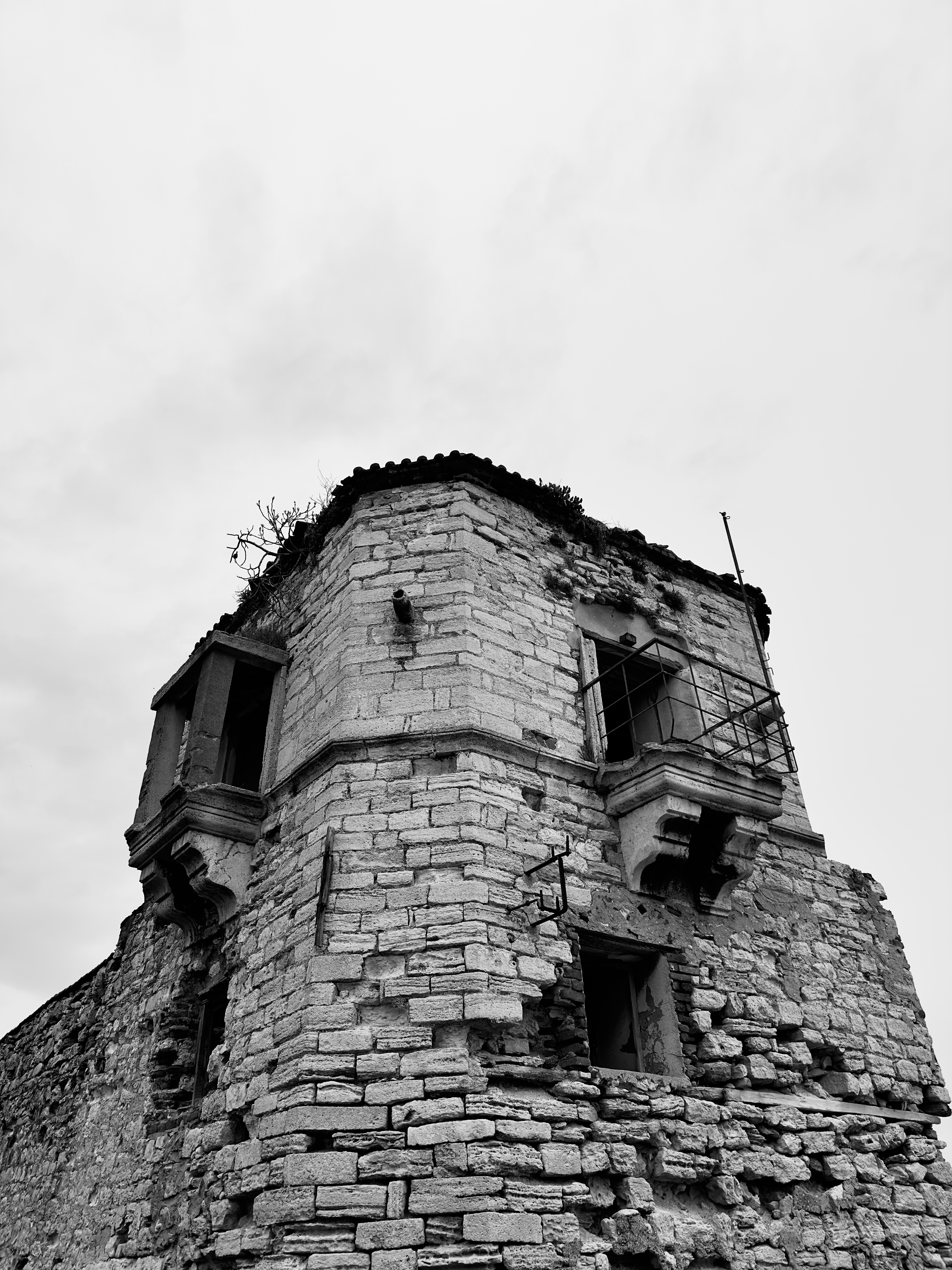 Ancient Stone Building in Ruins, Black and White · Free Stock Photo