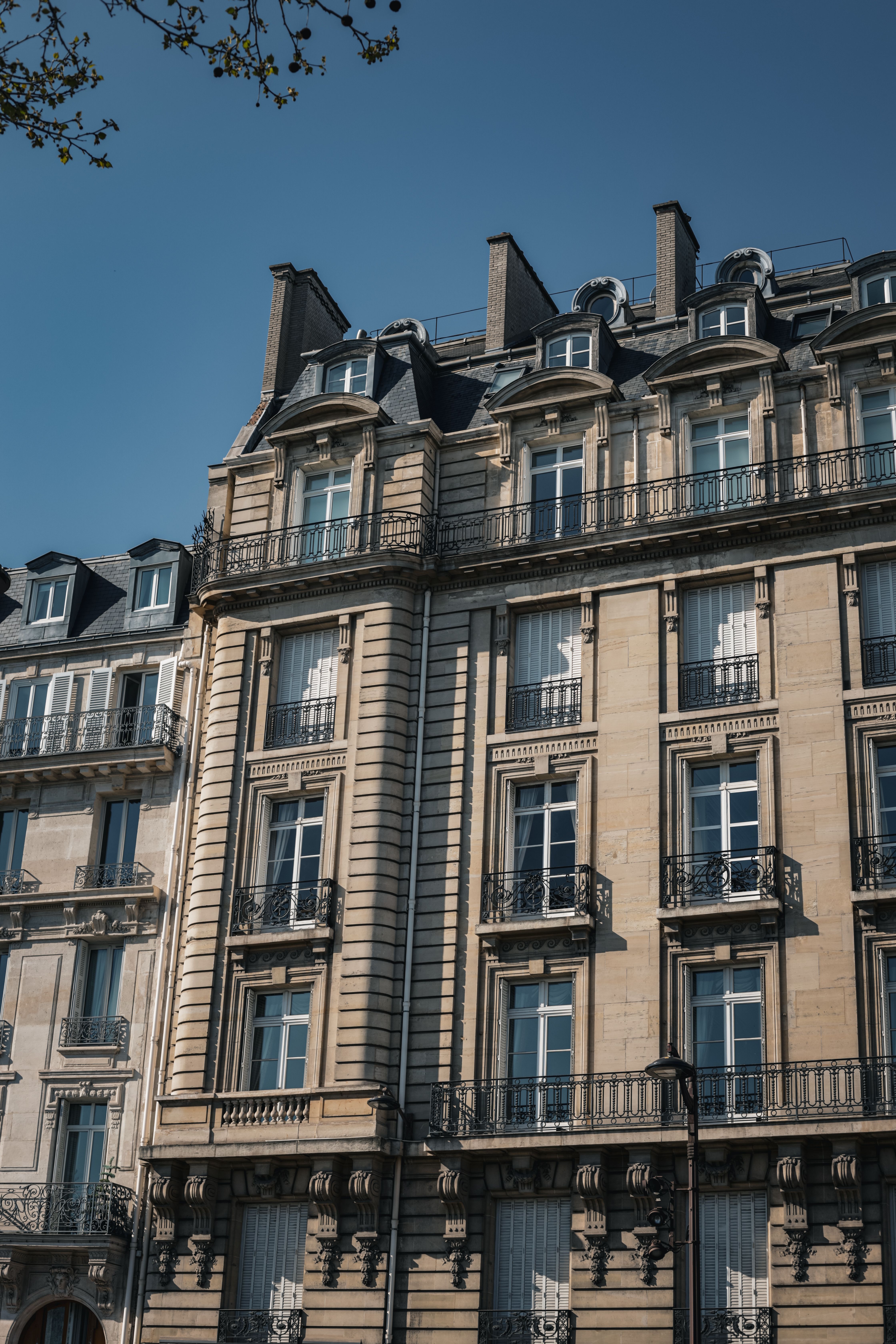 Elegant 19th Century Parisian Building Facade · Free Stock Photo