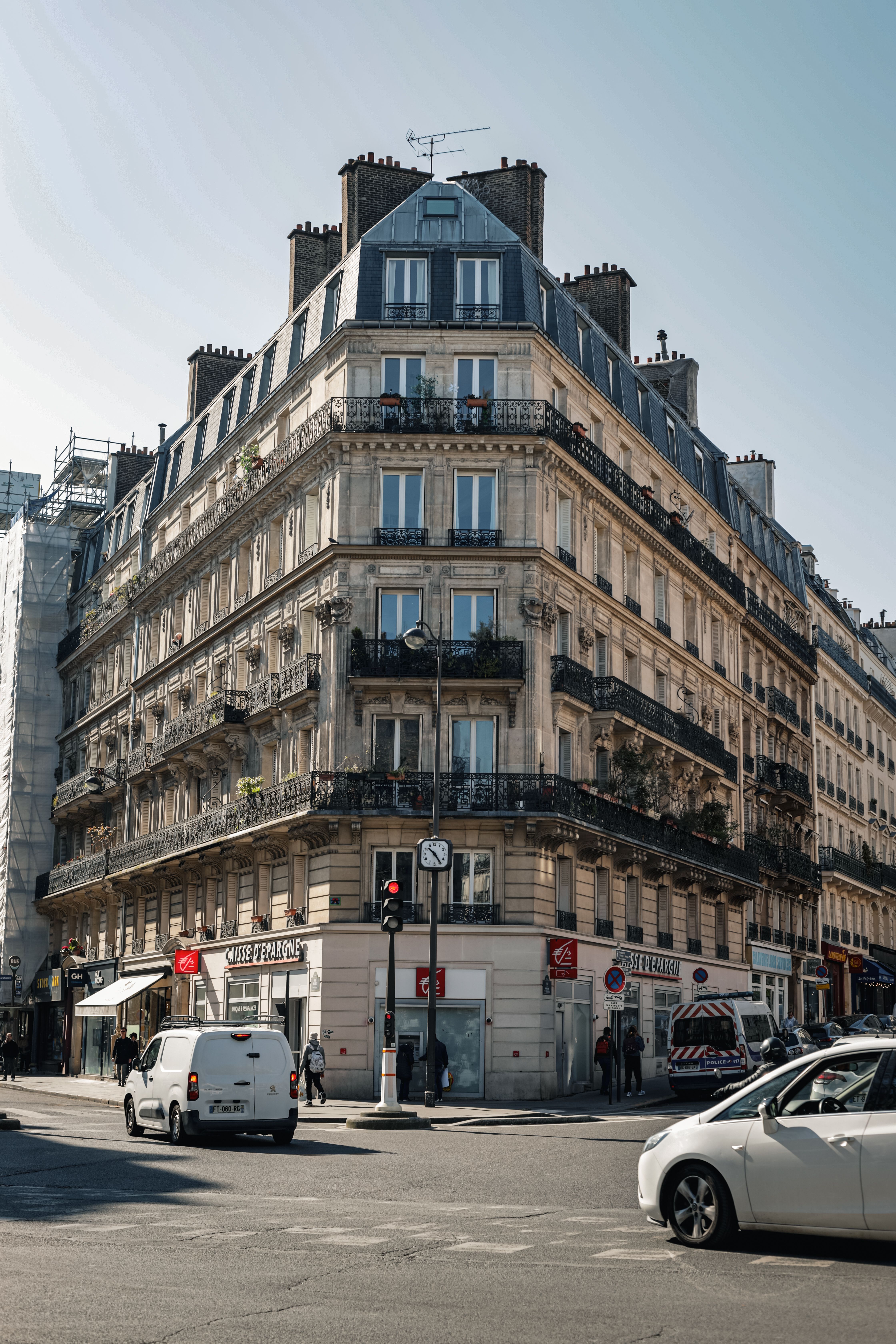 Elegant 19th Century Parisian Corner Building · Free Stock Photo