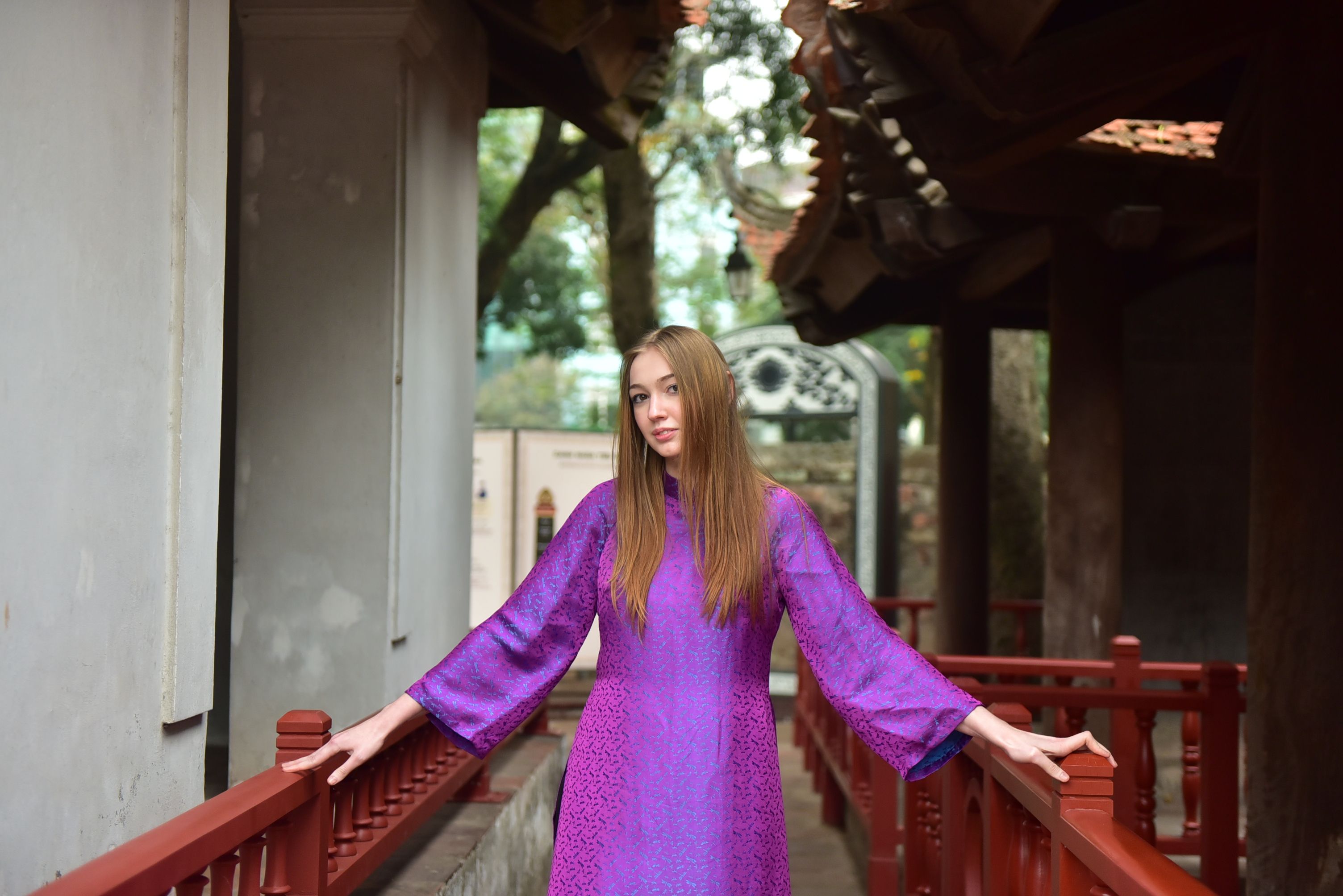 Mujer Con Vestido Morado En La Arquitectura Tradicional Asiática · Foto ...