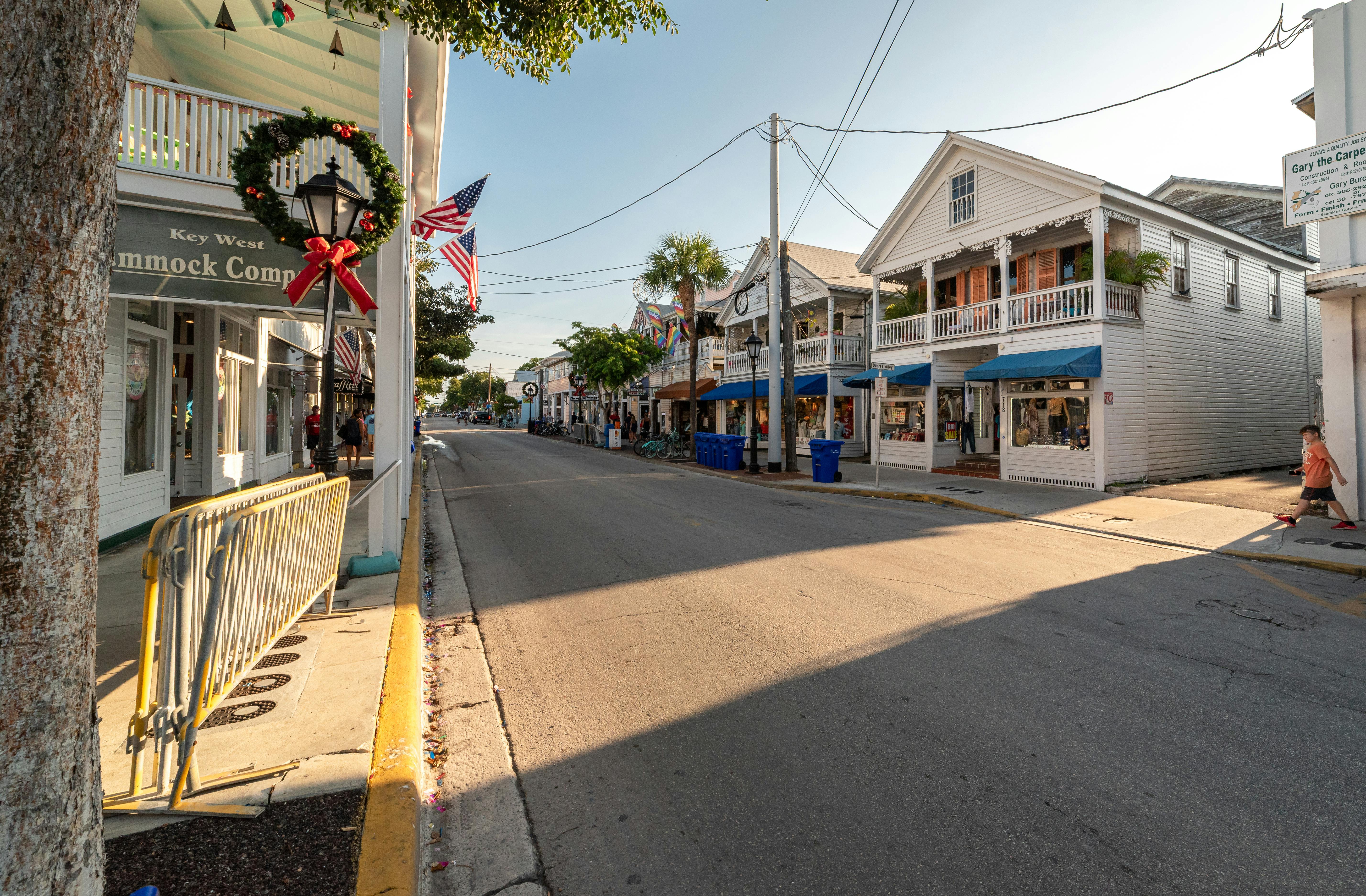 Charming Key West Street with Festive Decorations · Free Stock Photo