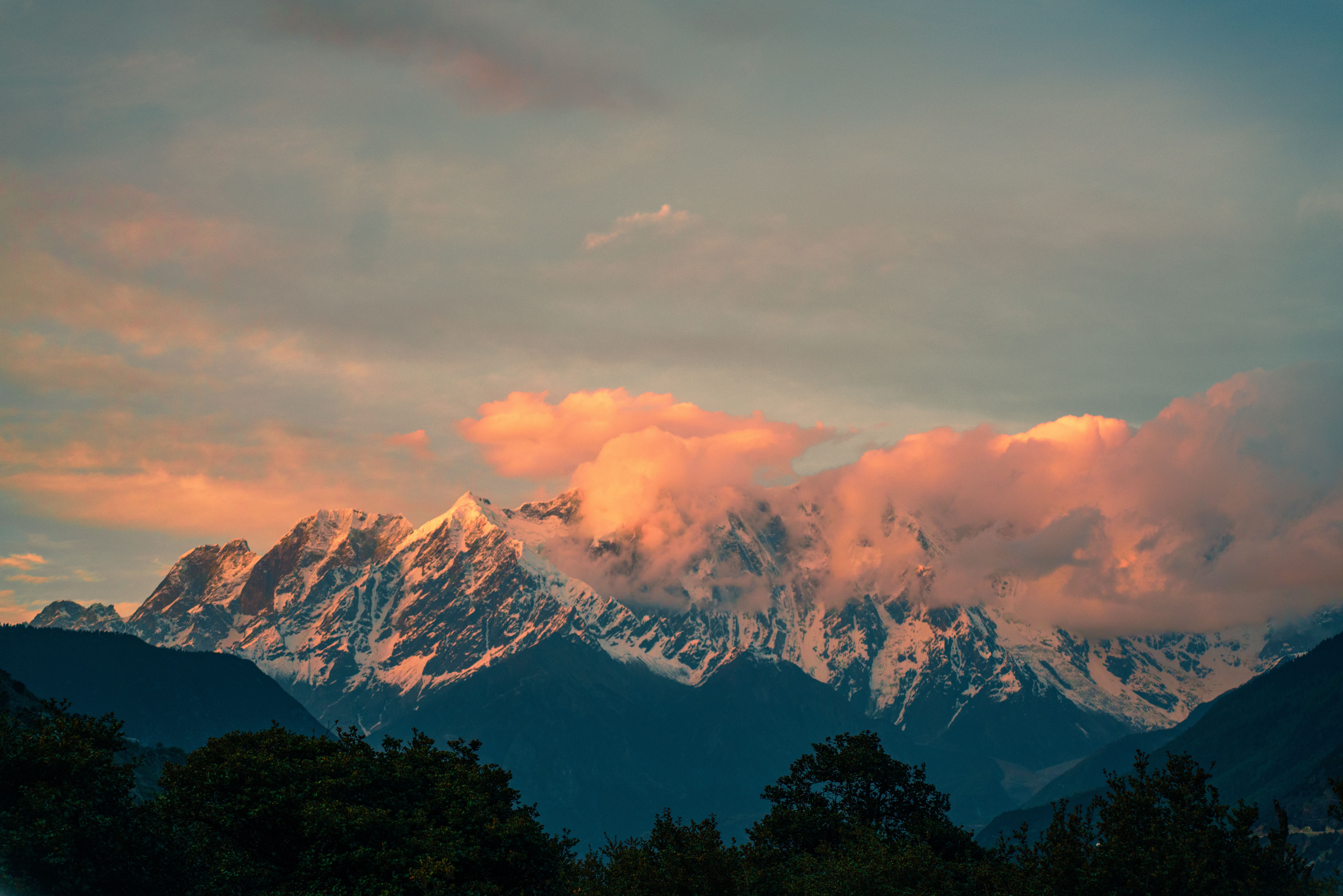 Spectacular Sunset Over Snow-Capped Mountains · Free Stock Photo