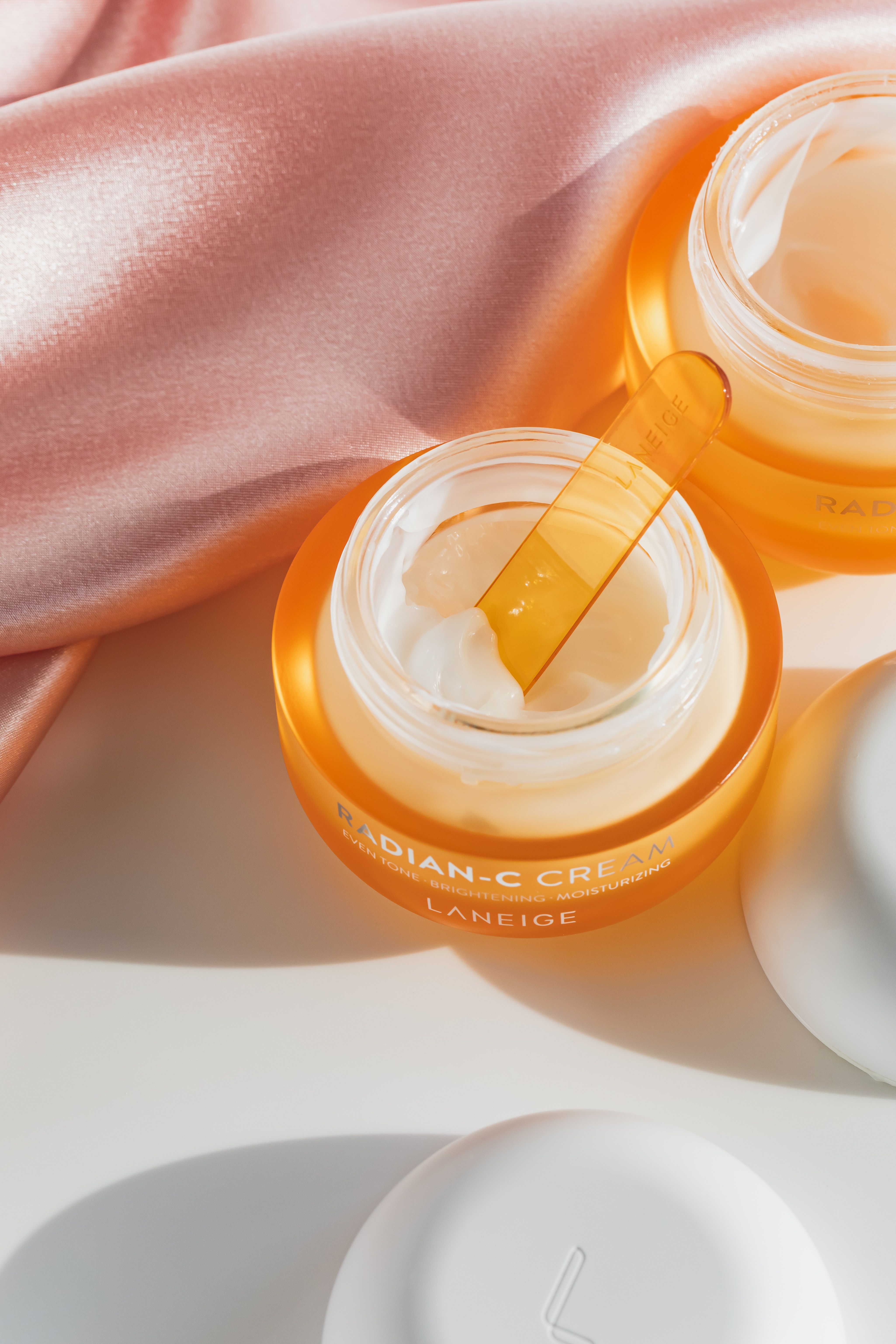 Crema Di Lusso Per La Cura Della Pelle Con Sfondo Di Seta · Immagine ...