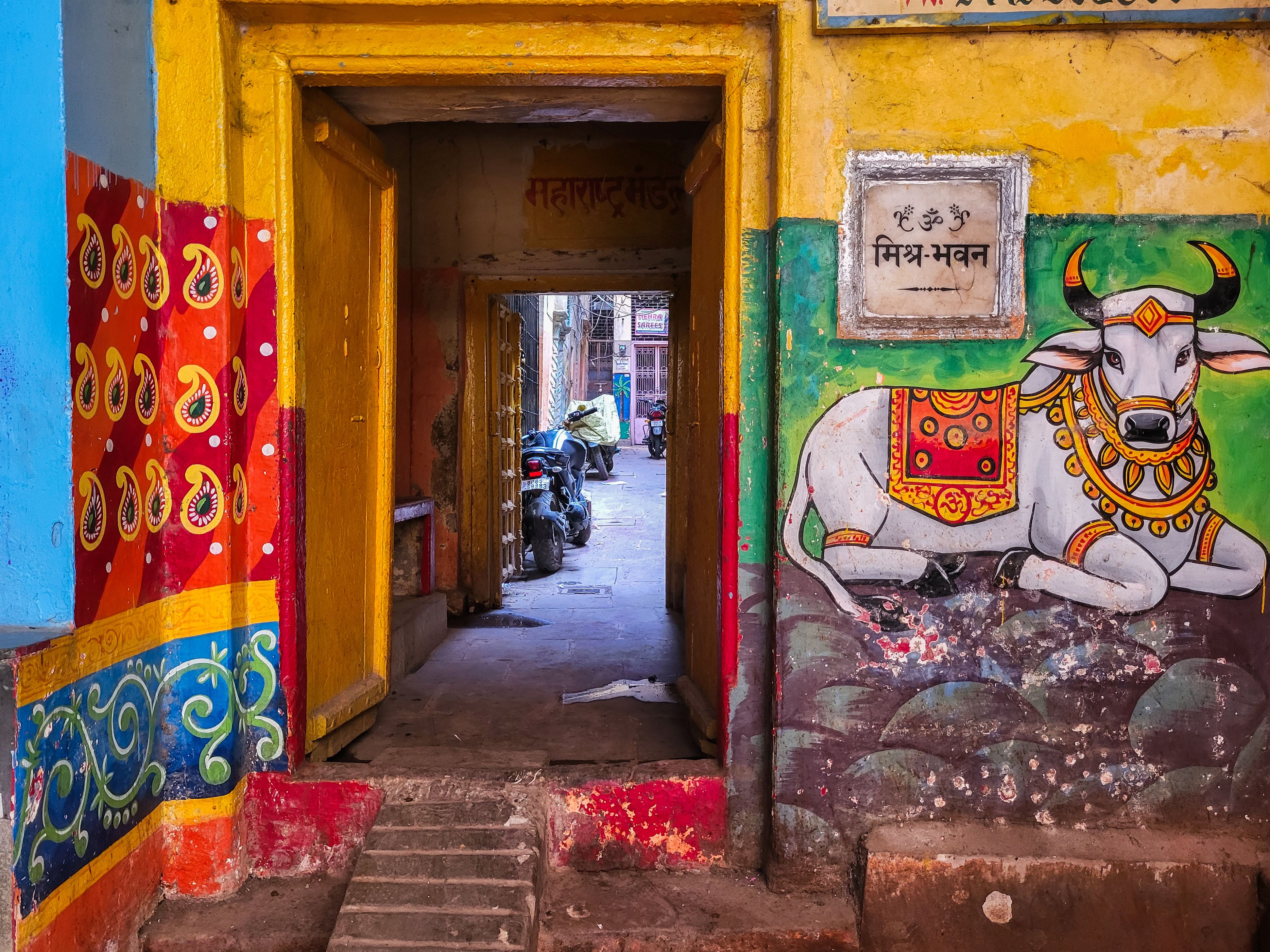 Vibrant Alleyway Artwork in Varanasi, India · Free Stock Photo
