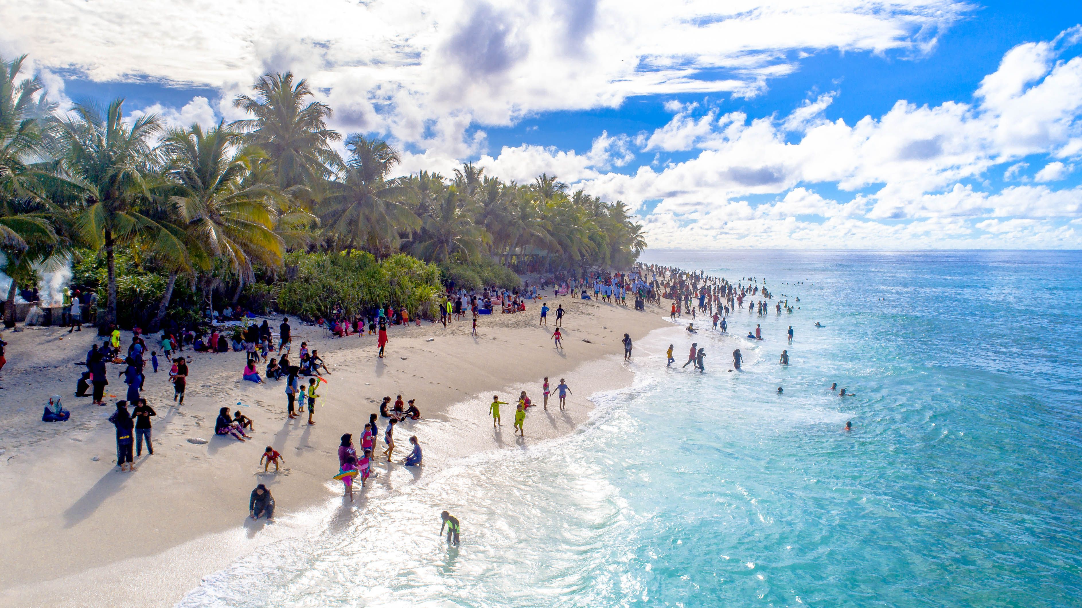 People on Seashore · Free Stock Photo