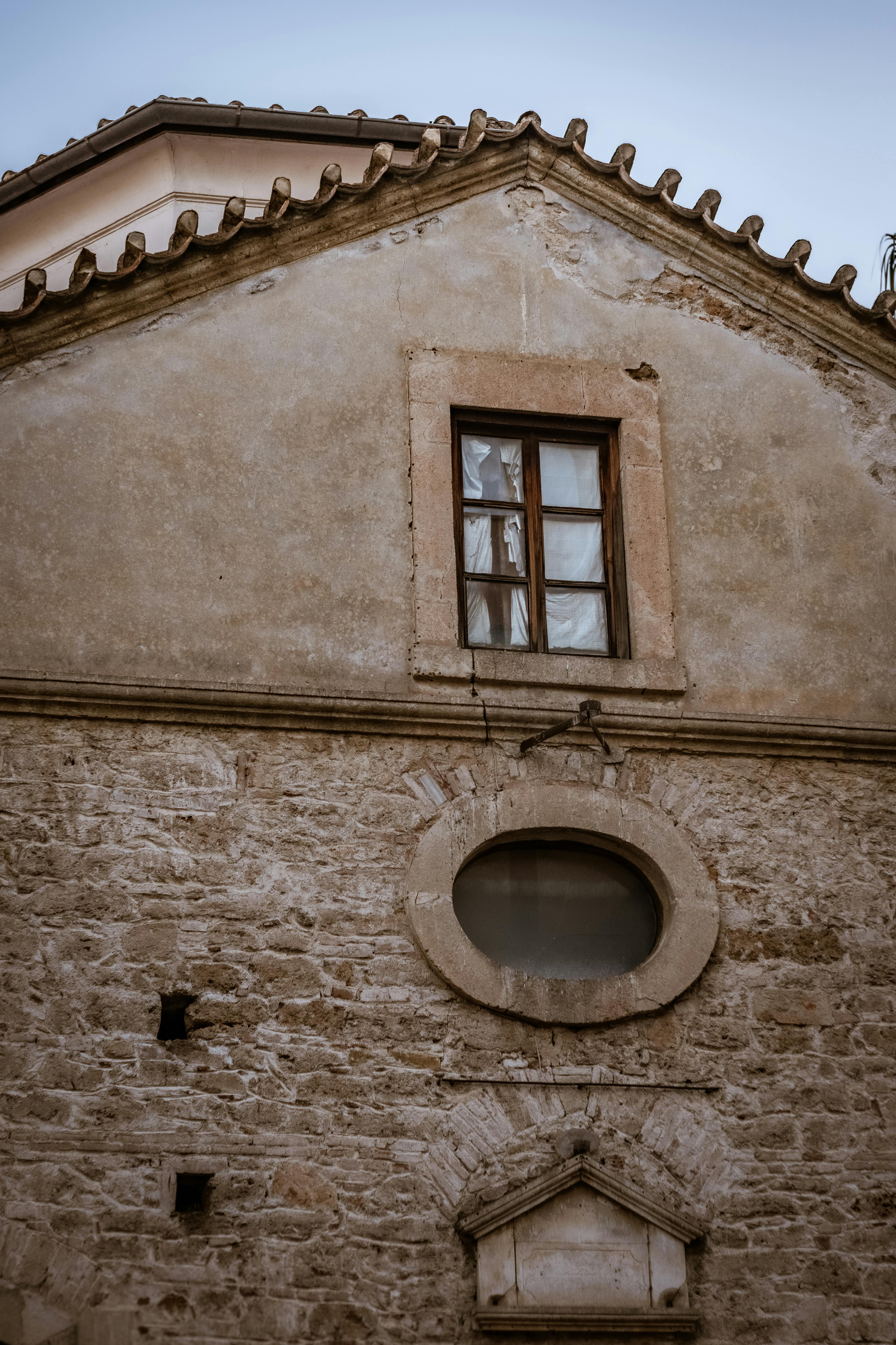 Rustic Stone Building with Arched Window · Free Stock Photo