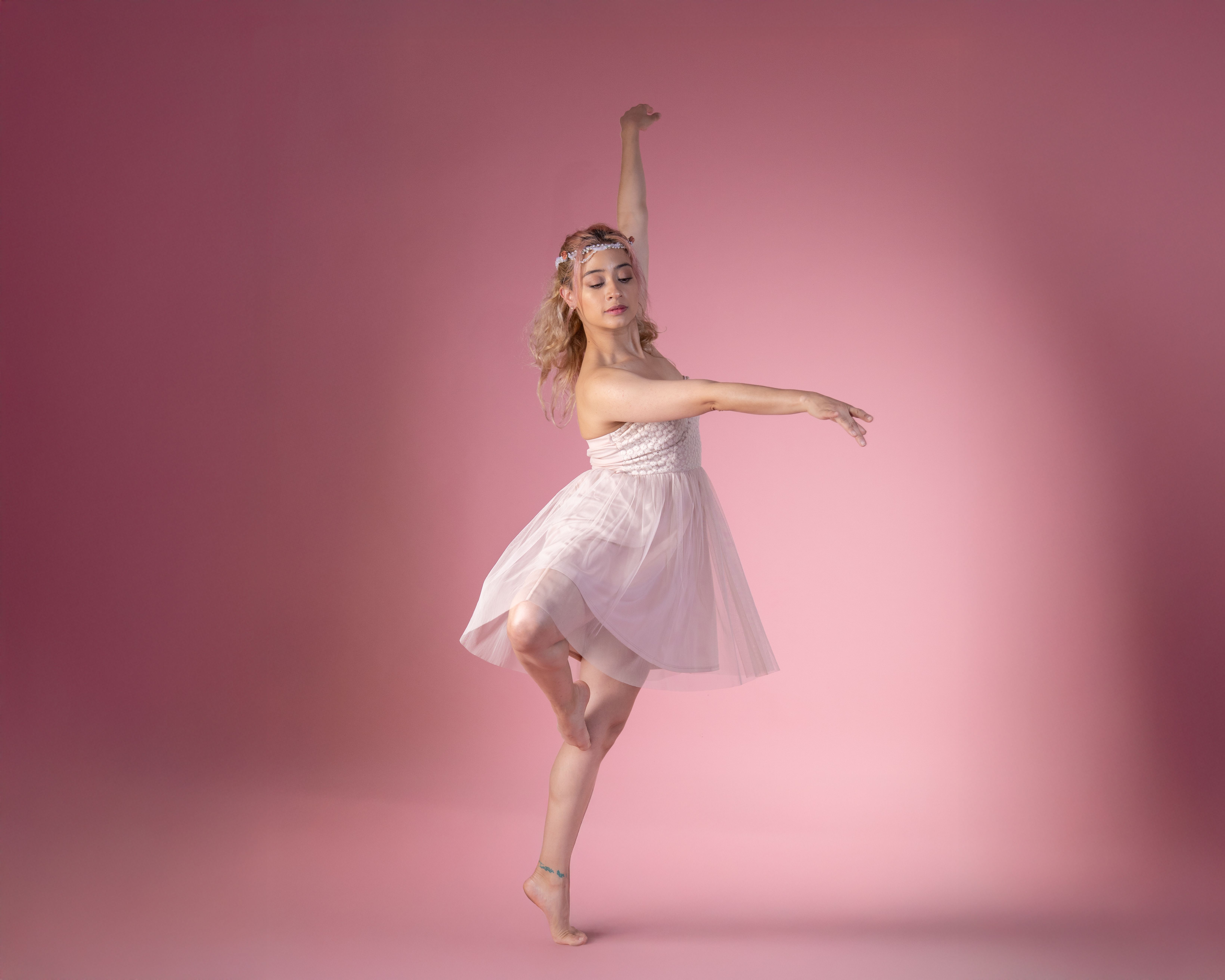 Graceful Ballet Dancer in Pink Ensemble · Free Stock Photo