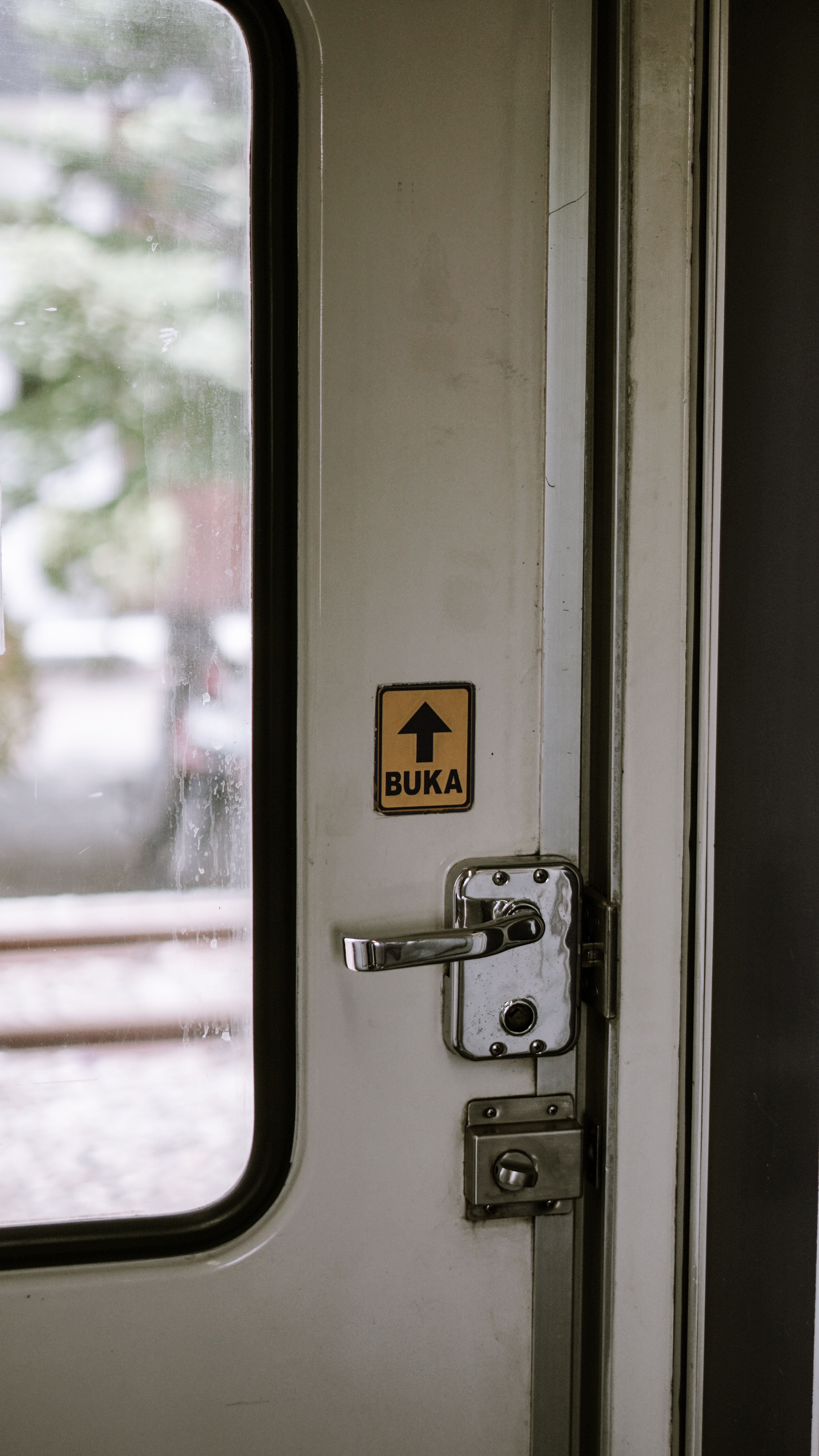 Pintu Kereta API Indonesia Dengan Gagang Dan Tanda Buka · Foto Stok Gratis