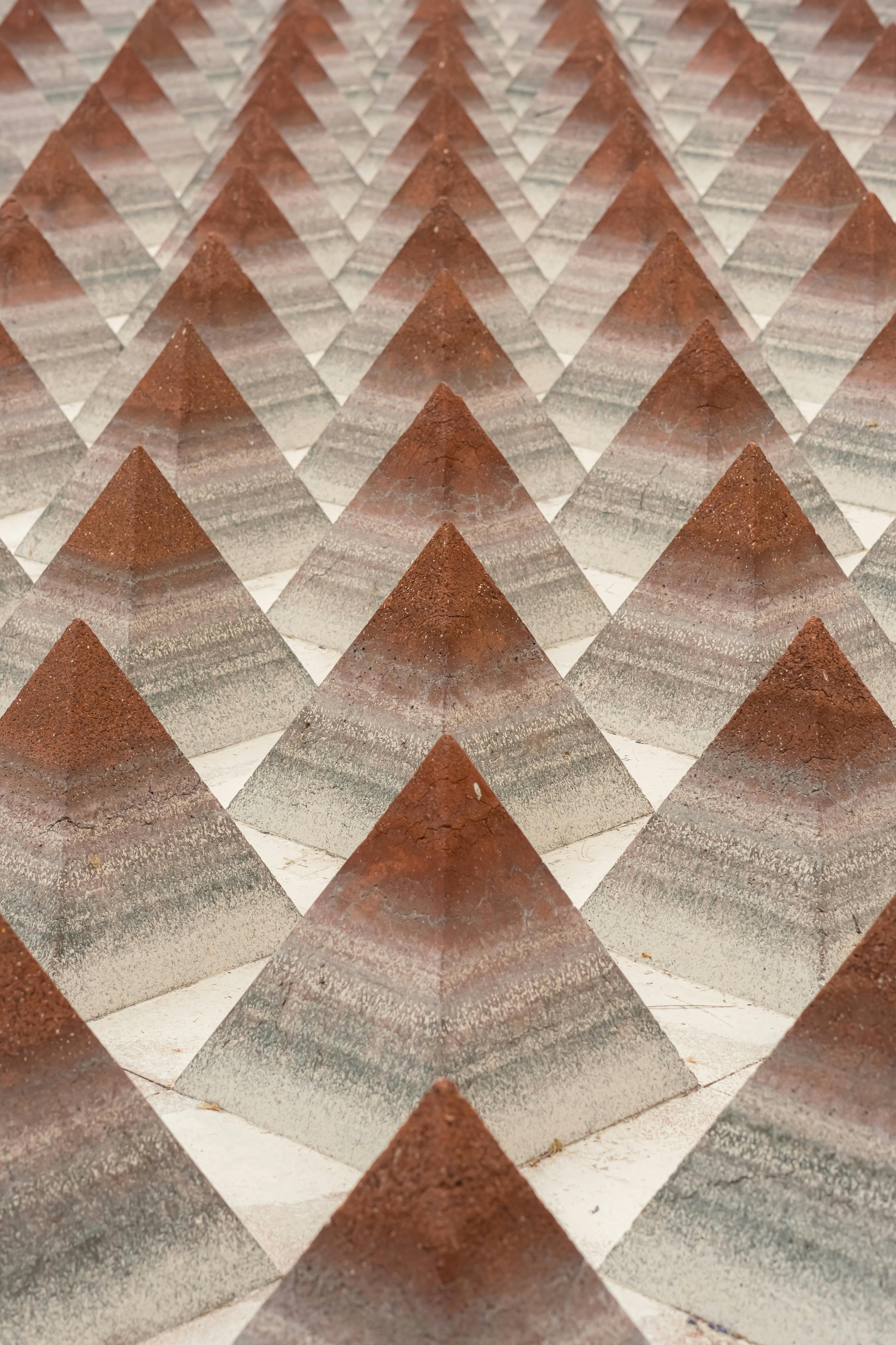 Pattern of Terracotta Pyramids in Rows · Free Stock Photo