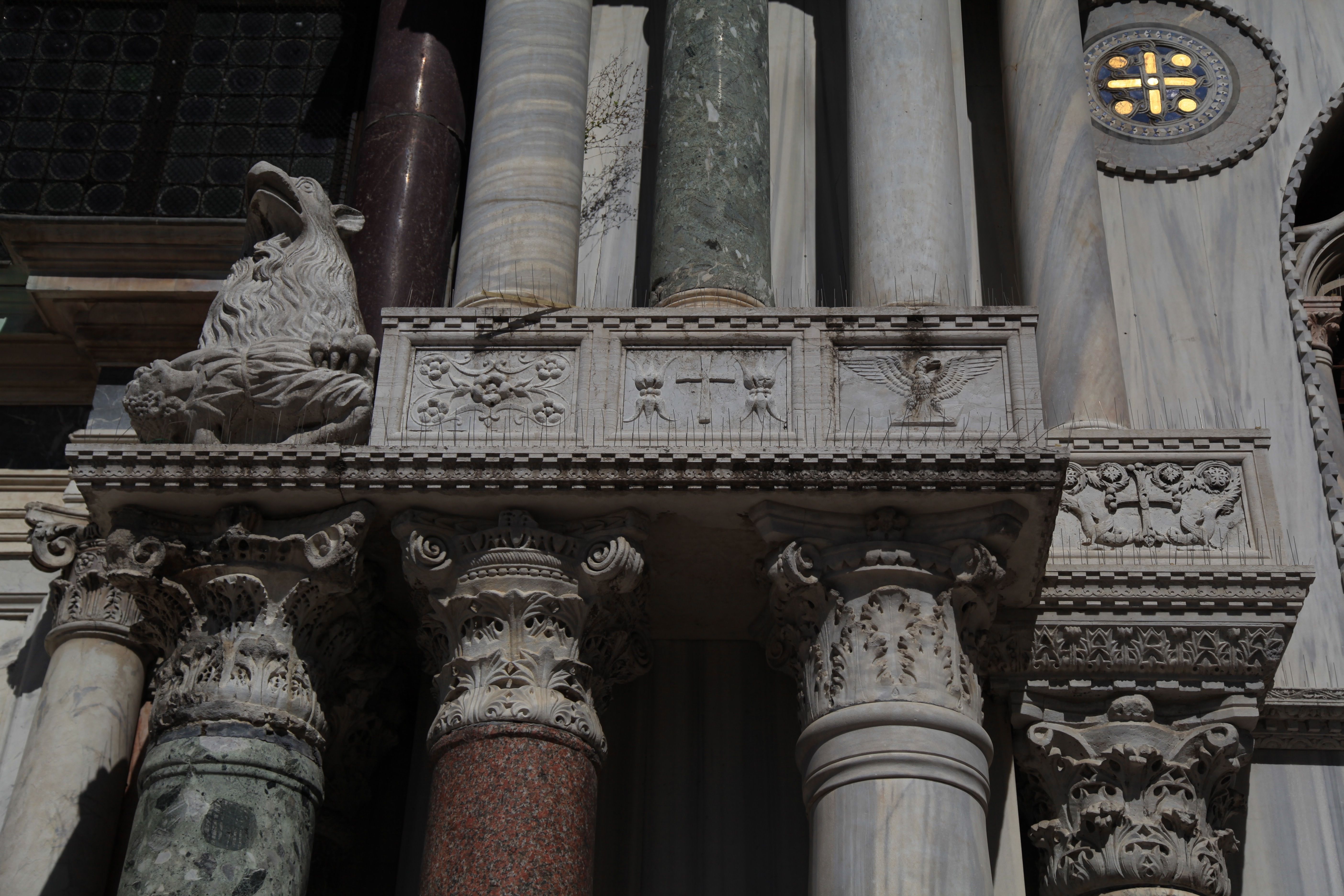 Intricate Marble Columns of Venetian Architecture · Free Stock Photo