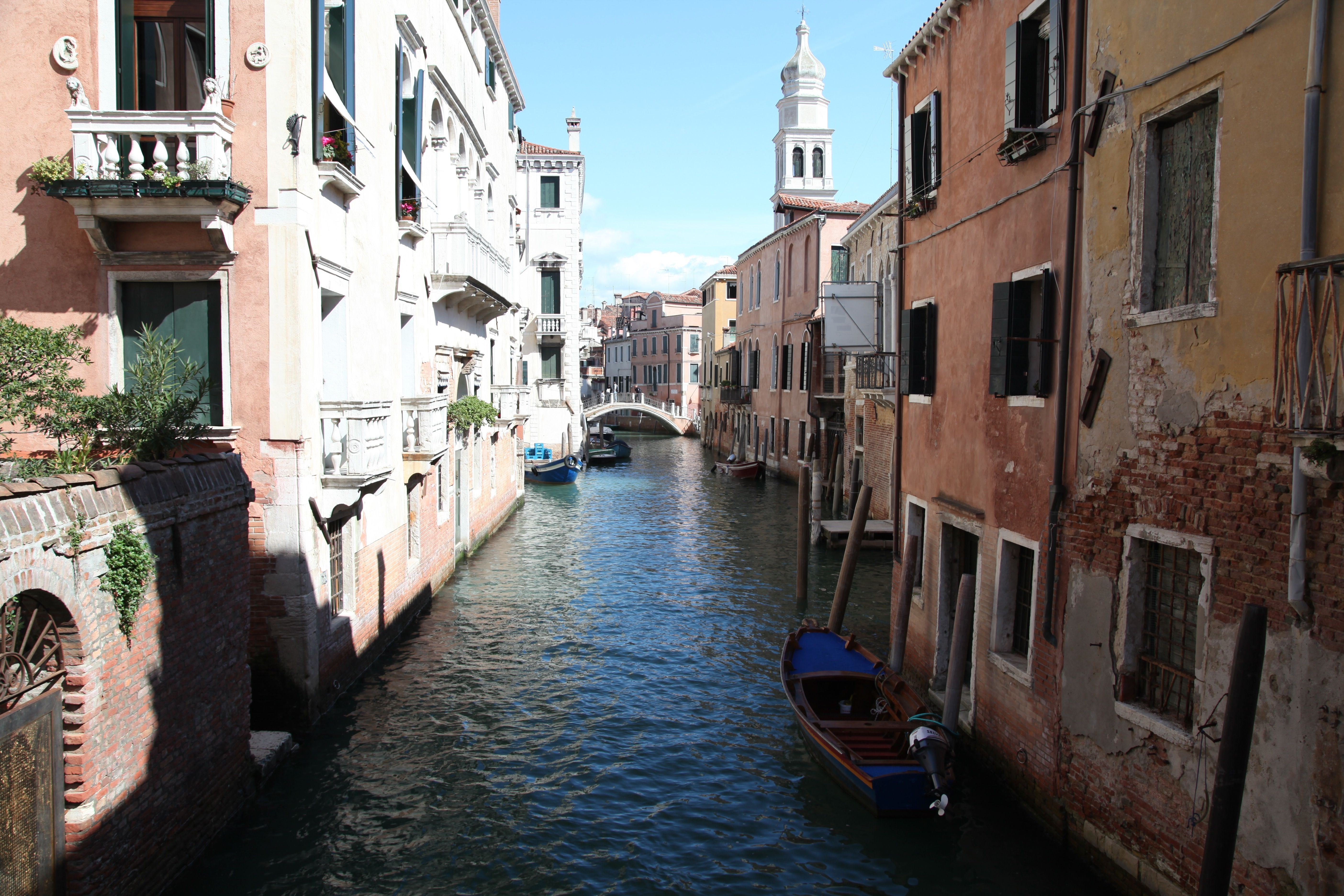 Scenic Venice Canal with Historic Architecture · Free Stock Photo