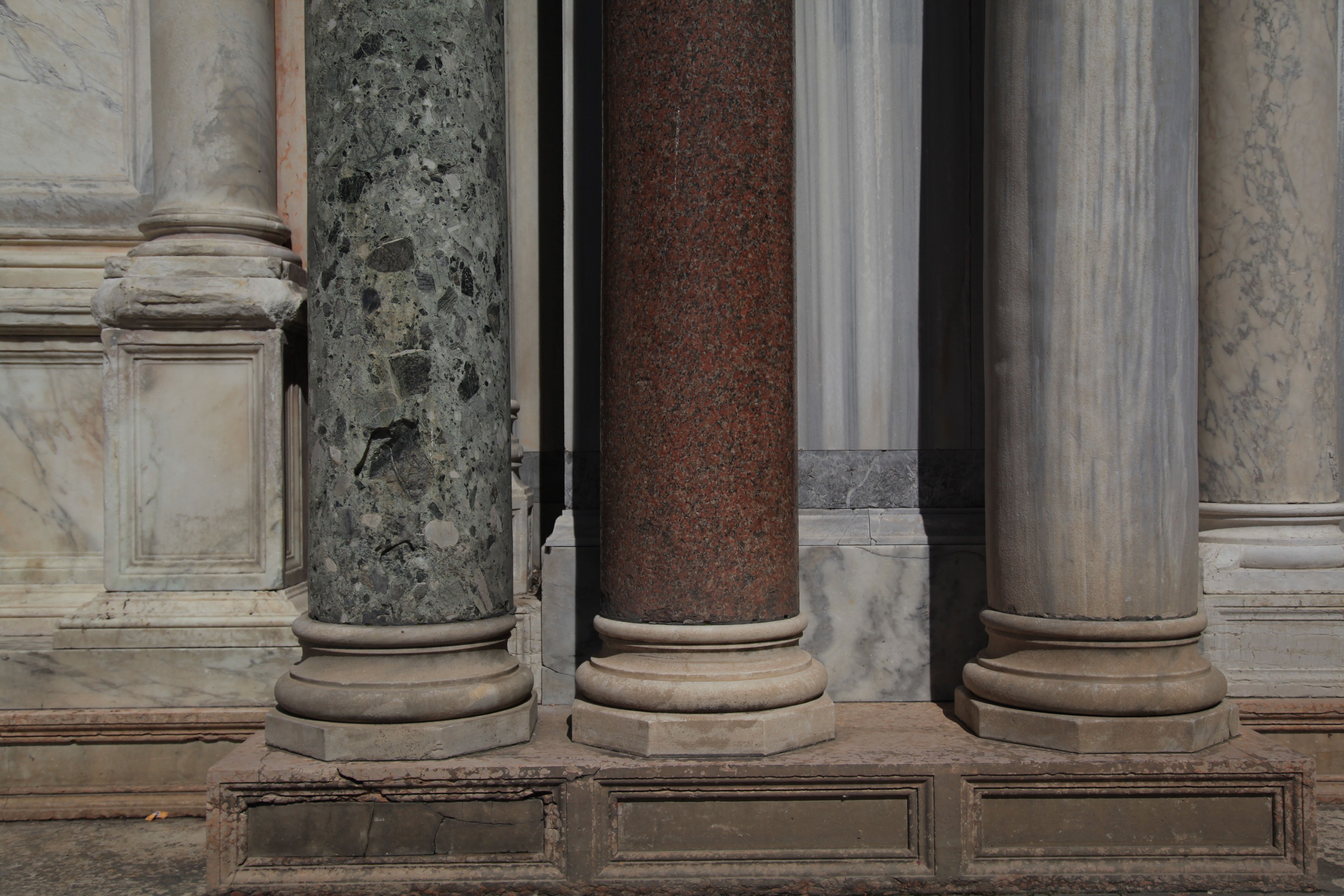 Elegant Marble Columns in Venetian Architecture · Free Stock Photo