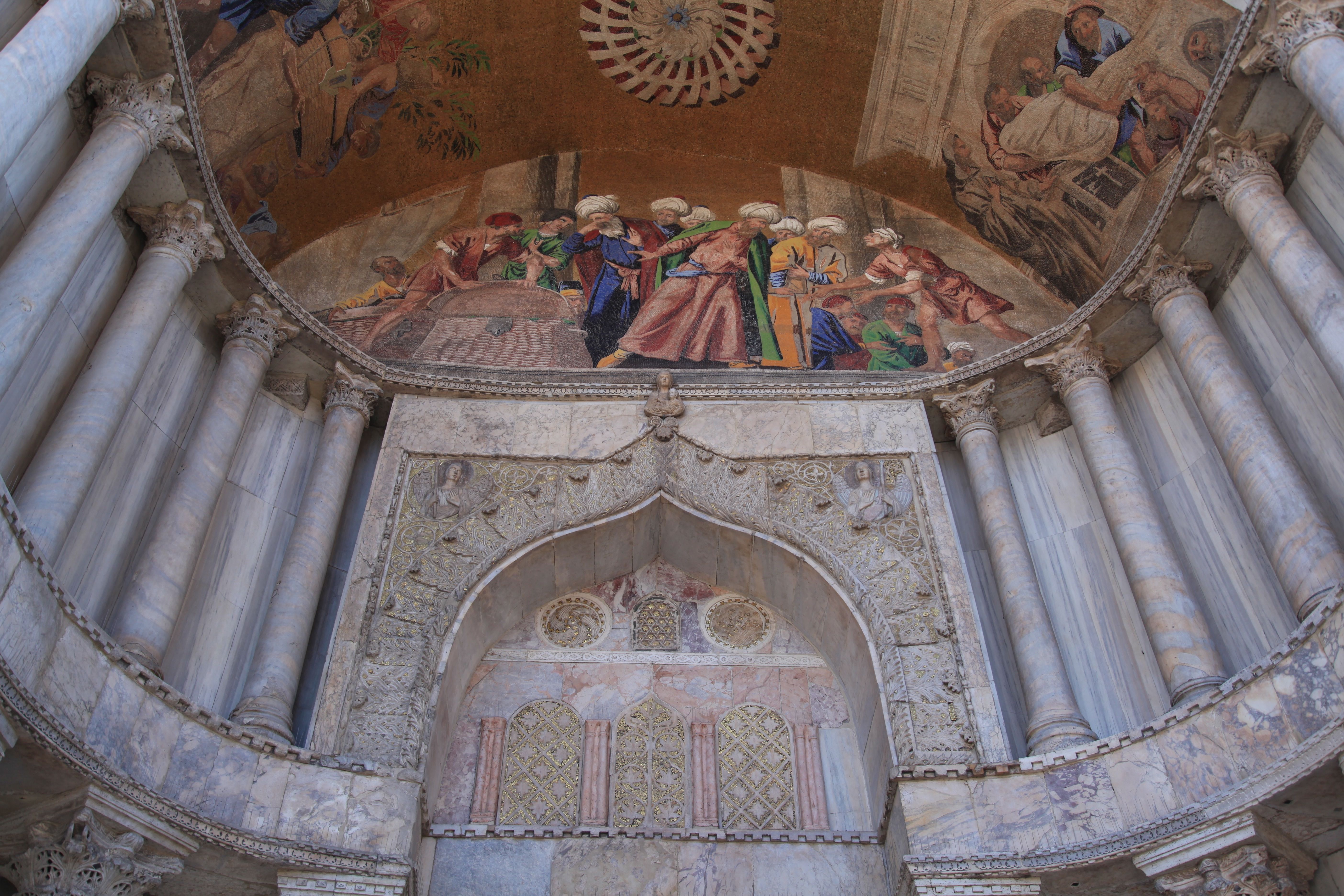 Techo De Mosaico De La Basílica De San Marcos, Venecia · Foto de stock ...