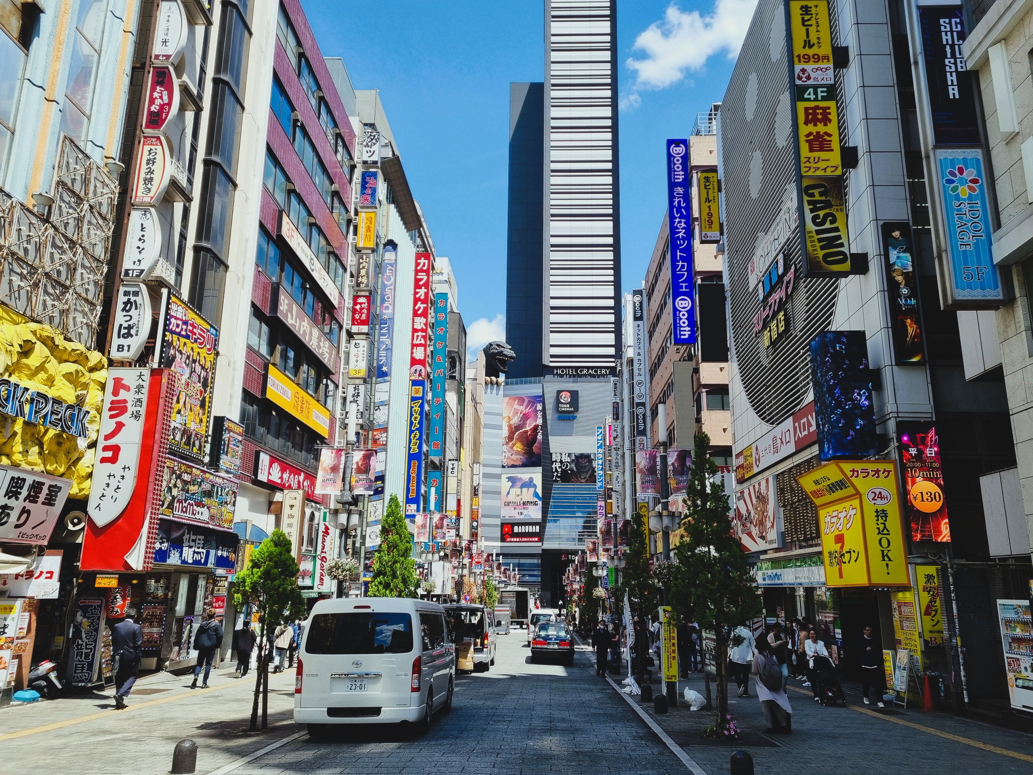 Vibrant Tokyo Street Scene with Neon Signs · Free Stock Photo